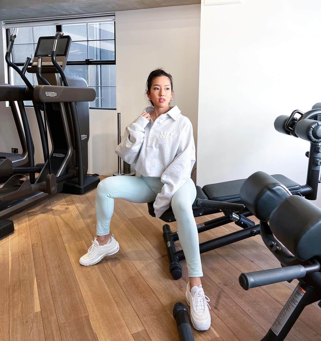 Azusaさんのインスタグラム写真 - (AzusaInstagram)「LÝFT CLUB 🤍 ⁡ 襟付きのゆるめのトップスにビタミンカラー ...