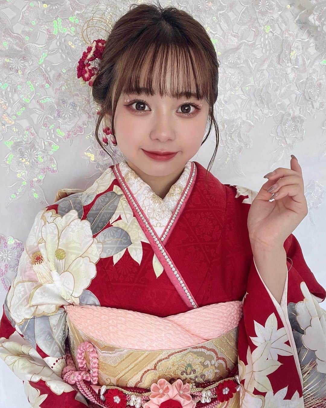 増田彩乃さんのインスタグラム写真 - (増田彩乃Instagram)「໒꒱ KIMONO LARME ୨୧.* 先日、こちらの赤い振袖を着させて頂きました！ 振袖も髪飾りもとても華やかなで素敵 ...