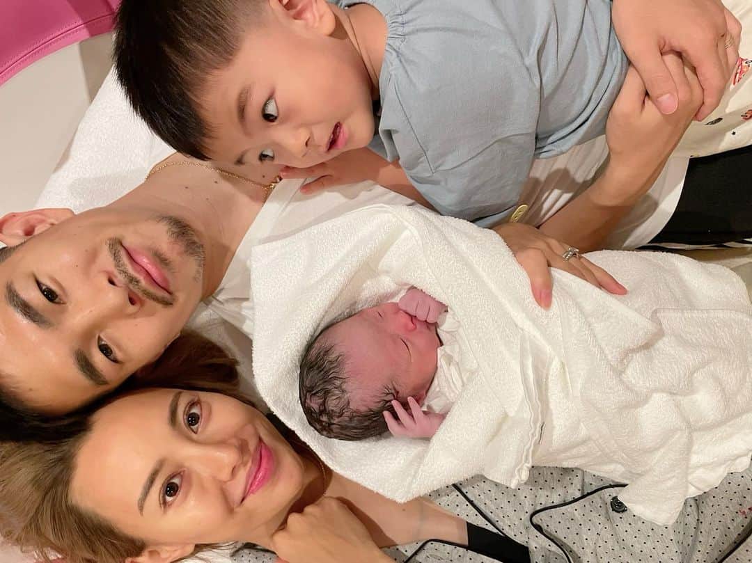 EMIさんのインスタグラム写真 - (EMIInstagram)「【ご報告】 #justborn 👼 2022.07.17(Sun） 39w2d/am 8:02 2958g/51cm この度 ...