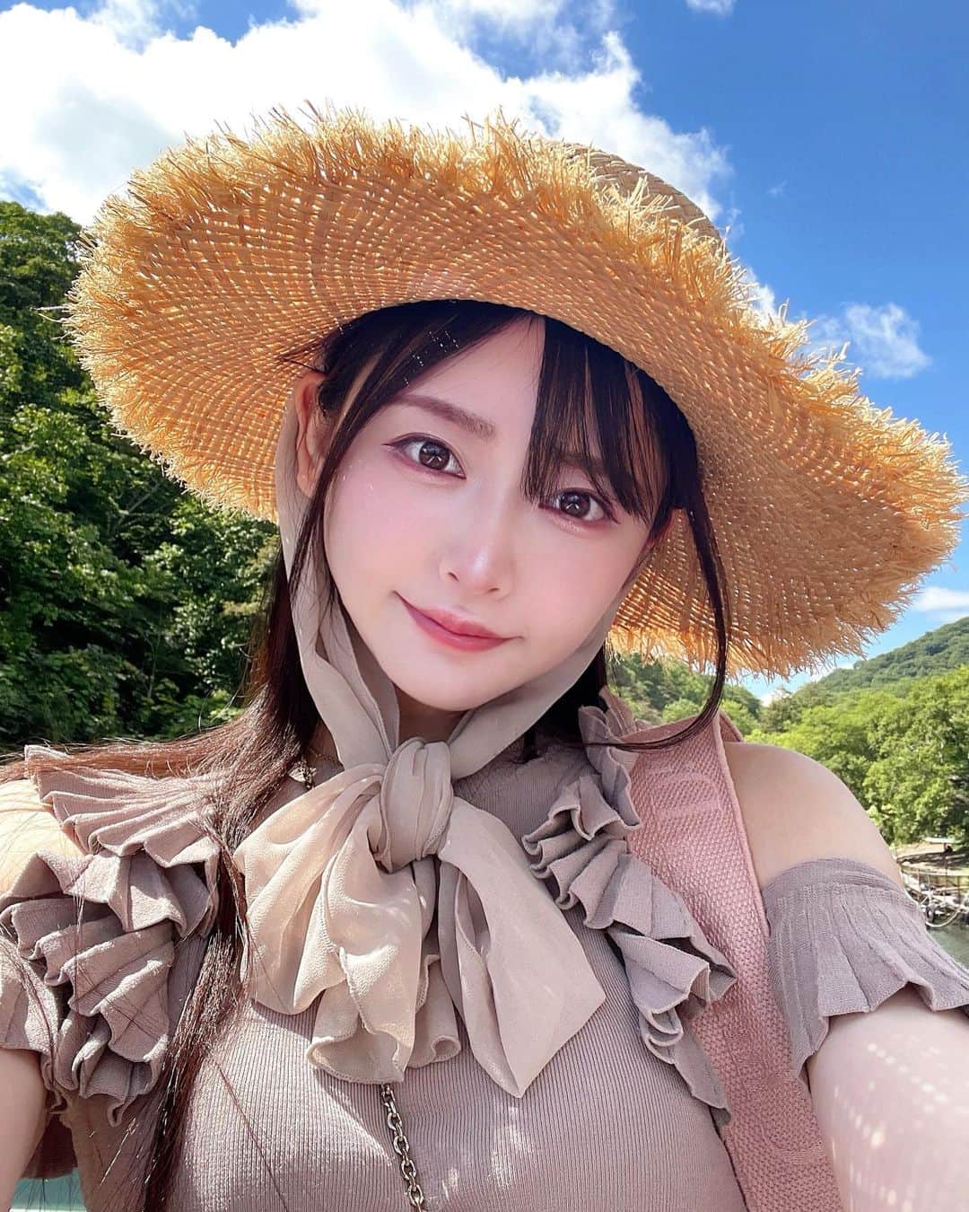 Rinkaさんのインスタグラム写真 Rinkainstagram 「 農家さんスタイル👩‍🌾で 支笏湖さんぽ🚶‍♀️🌳 湖綺麗でし