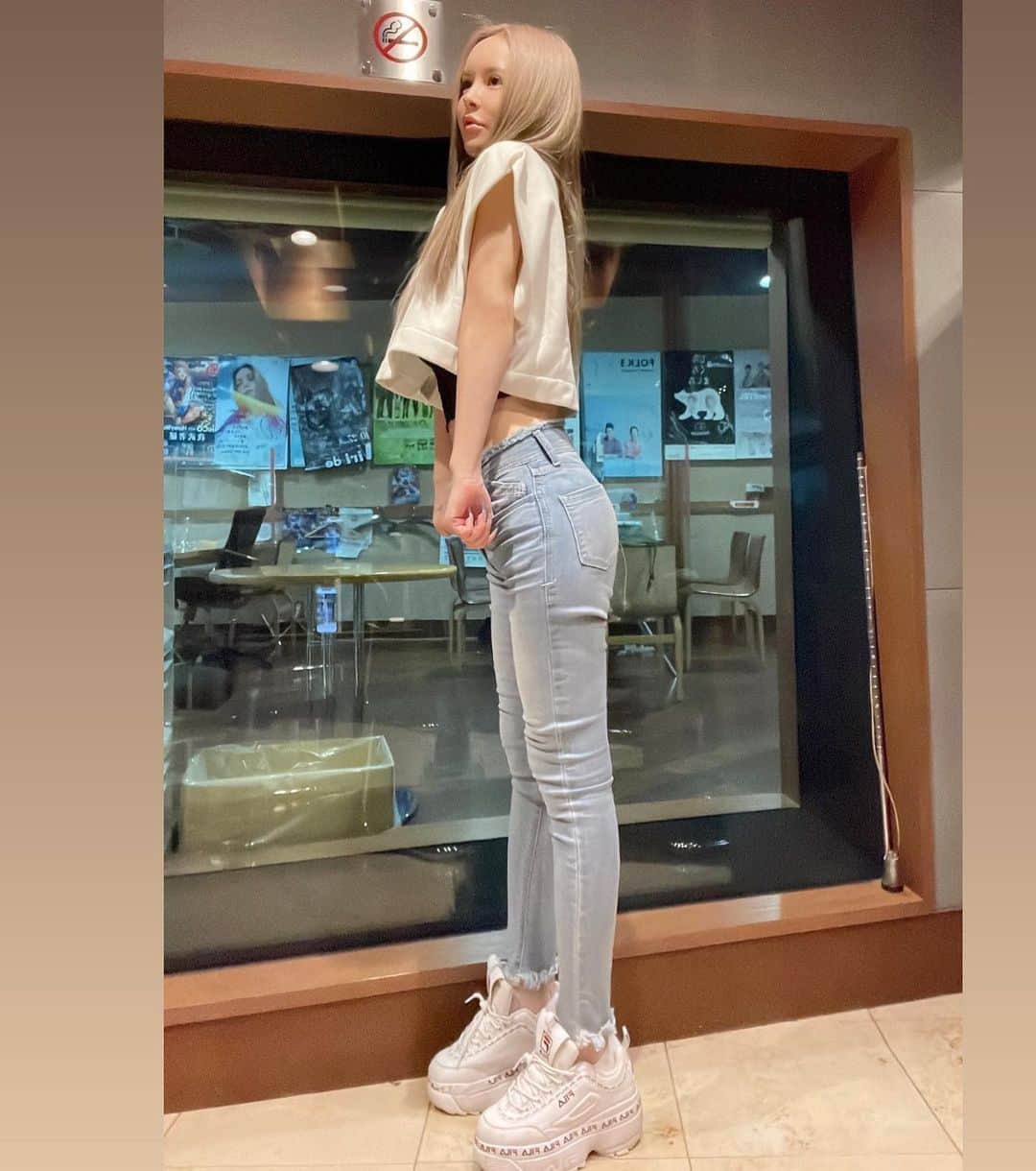 森藤恵美さんのインスタグラム写真 - (森藤恵美Instagram)「久しぶりにemodaのパンツ履いてみた👖💙 ショーパンじゃなくフルレングスのデニム久しぶりだぁー 😃」8月31日 1時55 ...