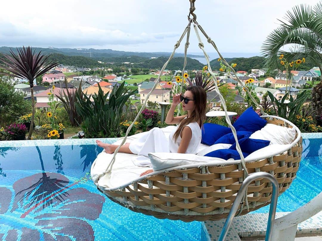 山崎みどりさんのインスタグラム写真 - (山崎みどりInstagram)「Swing bed above the pool 🤍💙 コレ楽しい🎶 ──────────────────────── ...