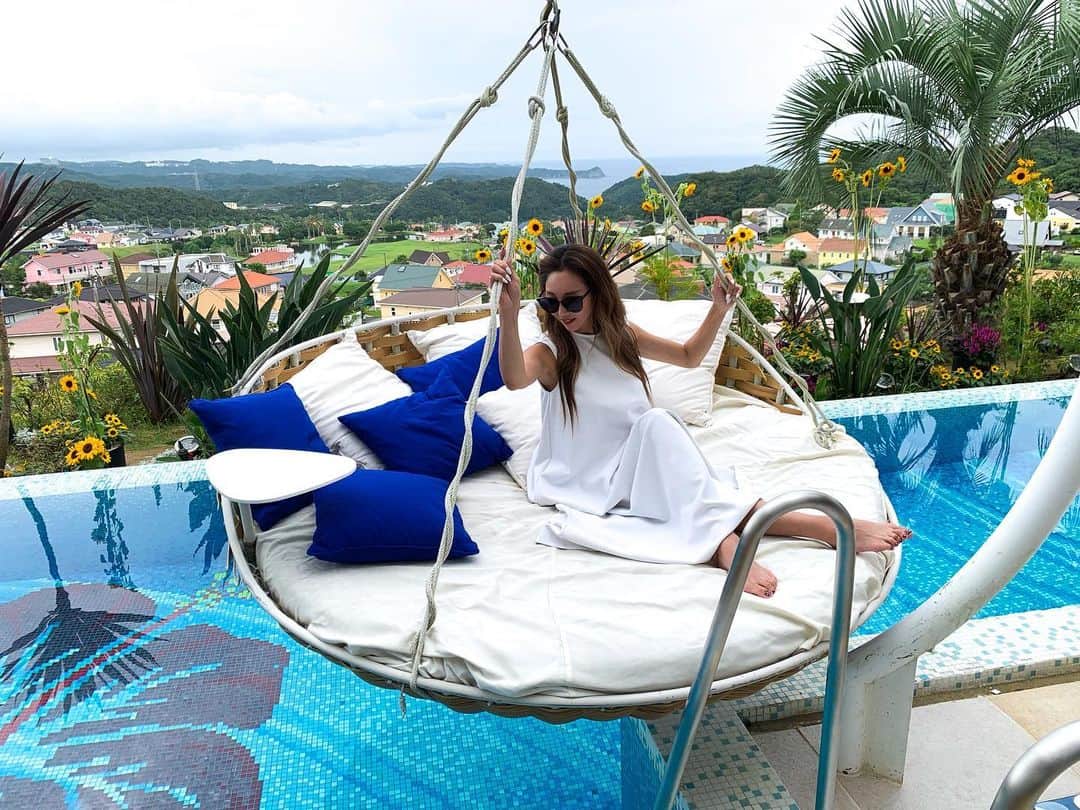 山崎みどりさんのインスタグラム写真 - (山崎みどりInstagram)「Swing bed above the pool 🤍💙 コレ楽しい🎶 ──────────────────────── ...