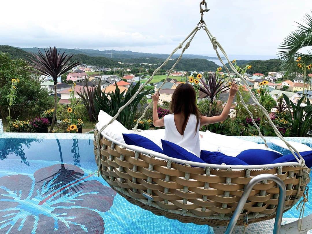 山崎みどりさんのインスタグラム写真 - (山崎みどりInstagram)「Swing bed above the pool 🤍💙 コレ楽しい🎶 ──────────────────────── ...