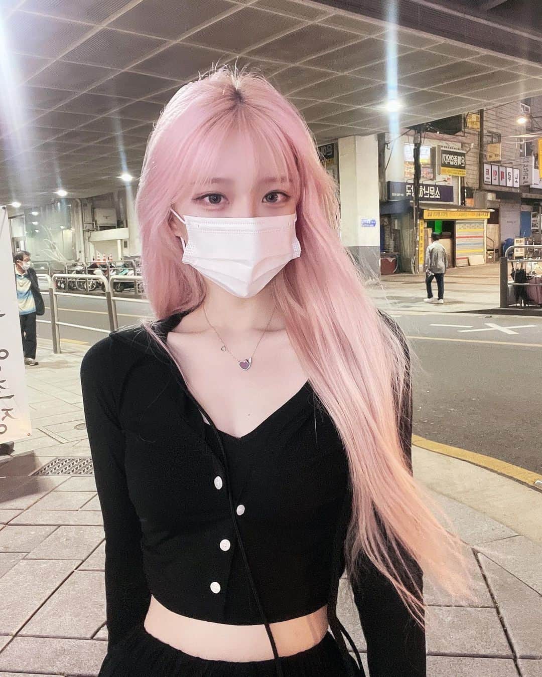 オ・ジウンさんのインスタグラム写真 - (オ・ジウンInstagram)「작년 여름가을 사이 🍃🐈‍⬛ 핑크머리 그립길래 히히 •᎑•」10月2日 14時57分 - gini_s2_