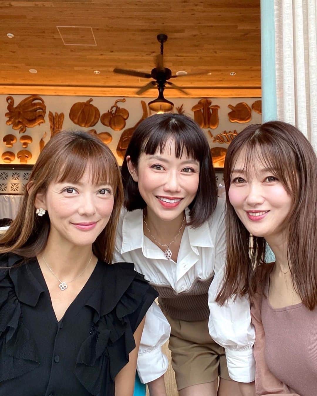 梅本理恵さんのインスタグラム写真 - (梅本理恵Instagram)「ご縁がつながって 美魔女の先輩の @junsei.miyama 純青ちゃん @kumi.111 玖美さん と念願のランチ♡ ...