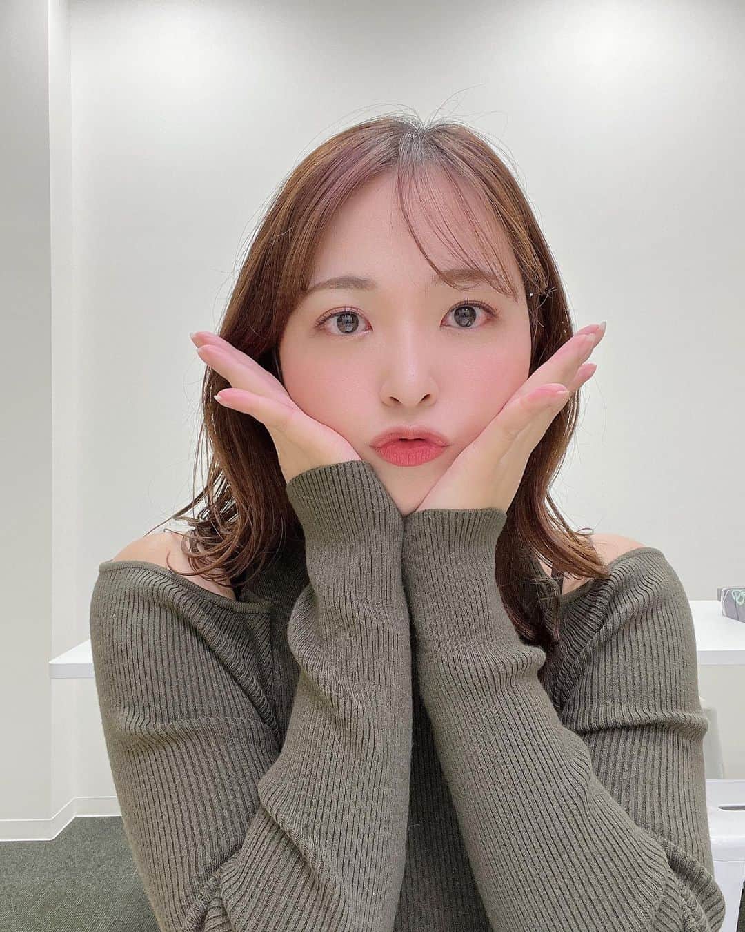 柳瀬さきさんのインスタグラム写真 - (柳瀬さきInstagram)「気付けばいつも 同じようなポーズ してるわね💁‍♀️ ミッドナイト競輪🚴 ...
