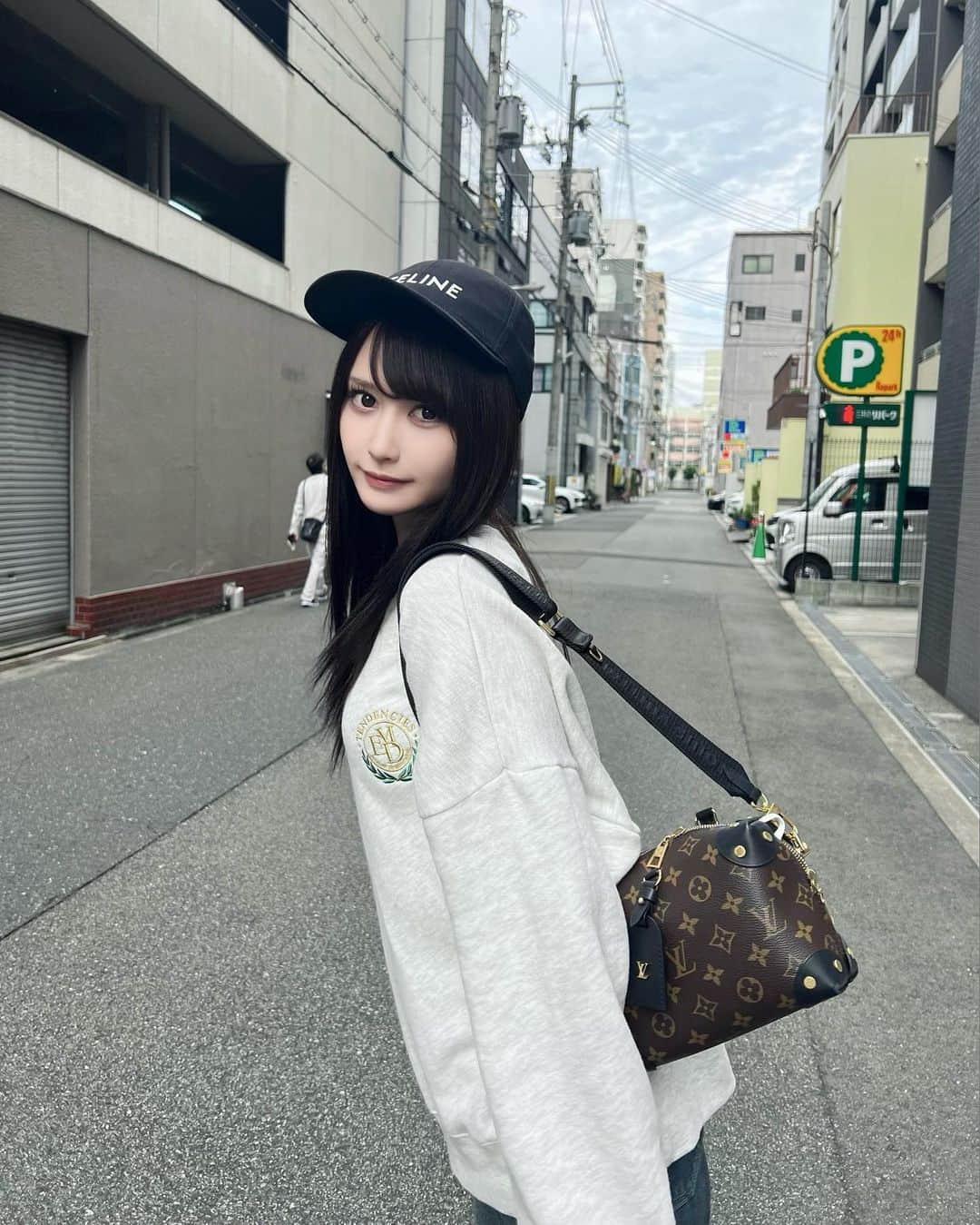 山本望叶さんのインスタグラム写真 - (山本望叶Instagram)「みんな今日はなにしたの？ #ootd #code #コーデ #秋服 #キャップ #スウェット #celine #emoda ...