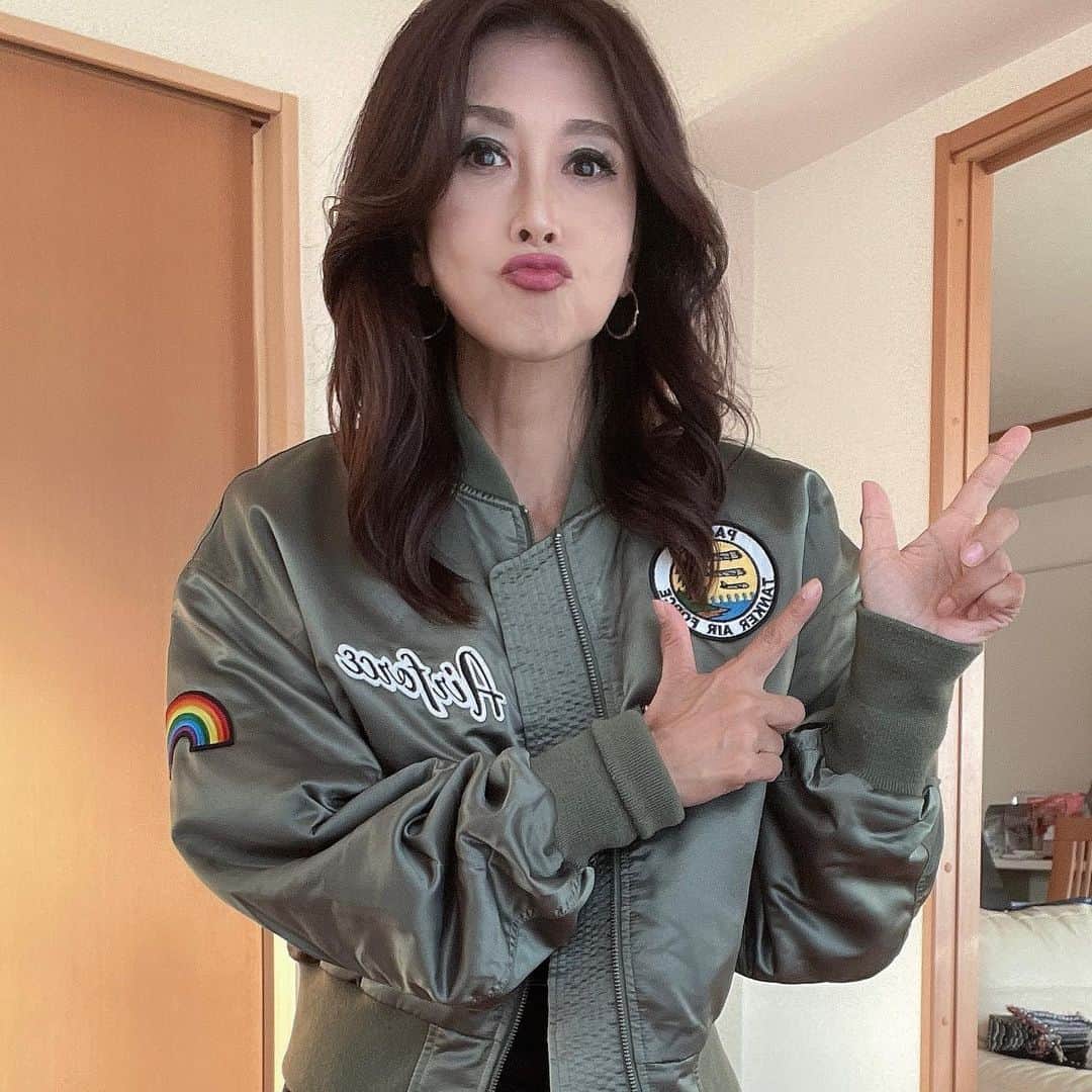 Naoko（なおこ）さんのインスタグラム写真 - (Naoko（なおこ）Instagram)「🎥 🎥 ロケ日は MA1は 必須 途中寒くなるからね 今日も楽しく 撮影終了 thank you ...