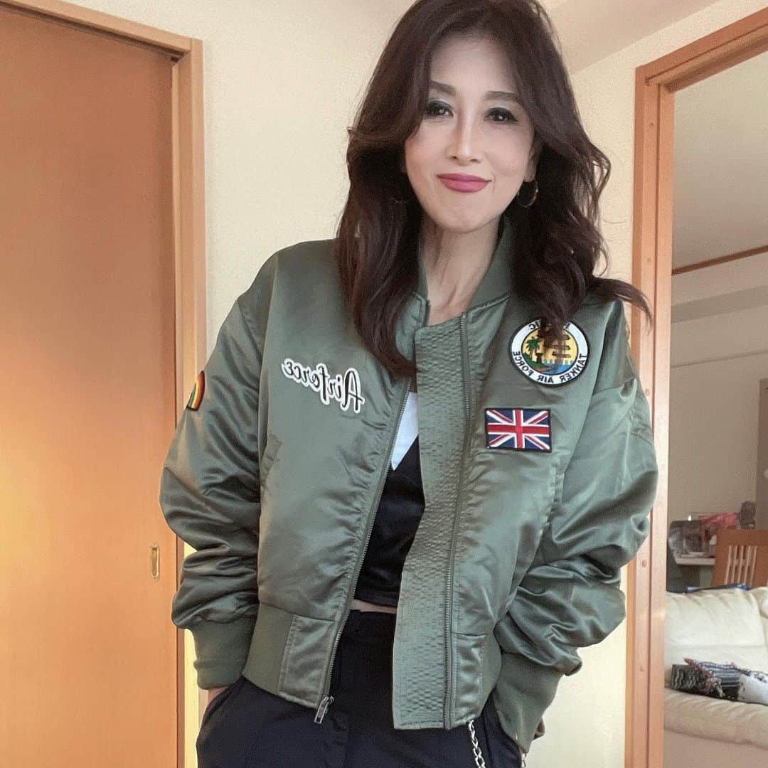 Naoko（なおこ）さんのインスタグラム写真 - (Naoko（なおこ）Instagram)「🎥 🎥 ロケ日は MA1は 必須 途中寒くなるからね 今日も楽しく 撮影終了 thank you ...