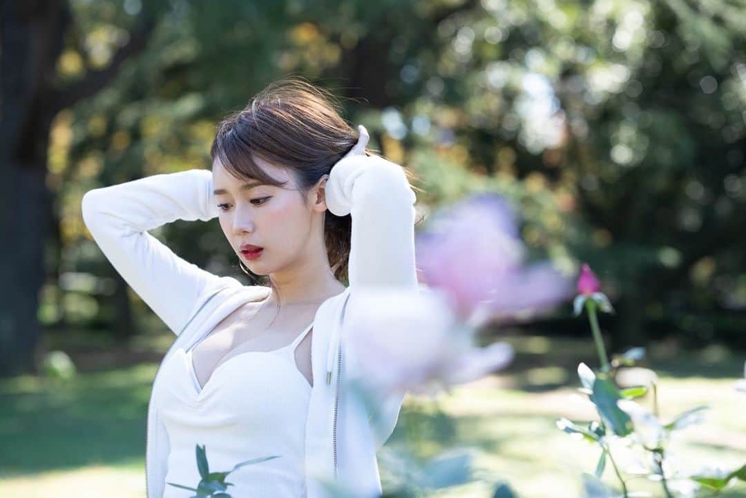 相原美咲さんのインスタグラム写真 - (相原美咲Instagram)「秋薔薇🌹 無加工でも盛ってくれるのすごい ️‍🔥嬉しい😆 昼間の公園 ...