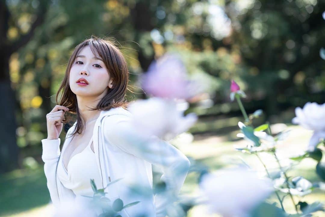 相原美咲さんのインスタグラム写真 - (相原美咲Instagram)「秋薔薇🌹 無加工でも盛ってくれるのすごい ️‍🔥嬉しい😆 昼間の公園 ...