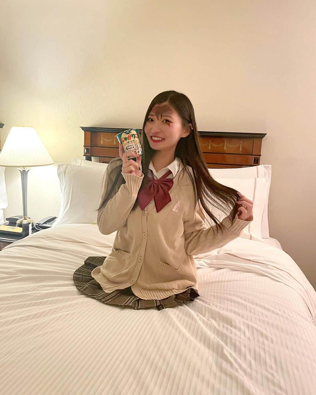 葦原海さんのインスタグラム写真 - (葦原海Instagram)「🖤🎃 Halloween 2022 🎃🖤 だいぶ遅れちゃったけど… 今年のコスプレはJK したよ〜 でもただのJKではありませ ...