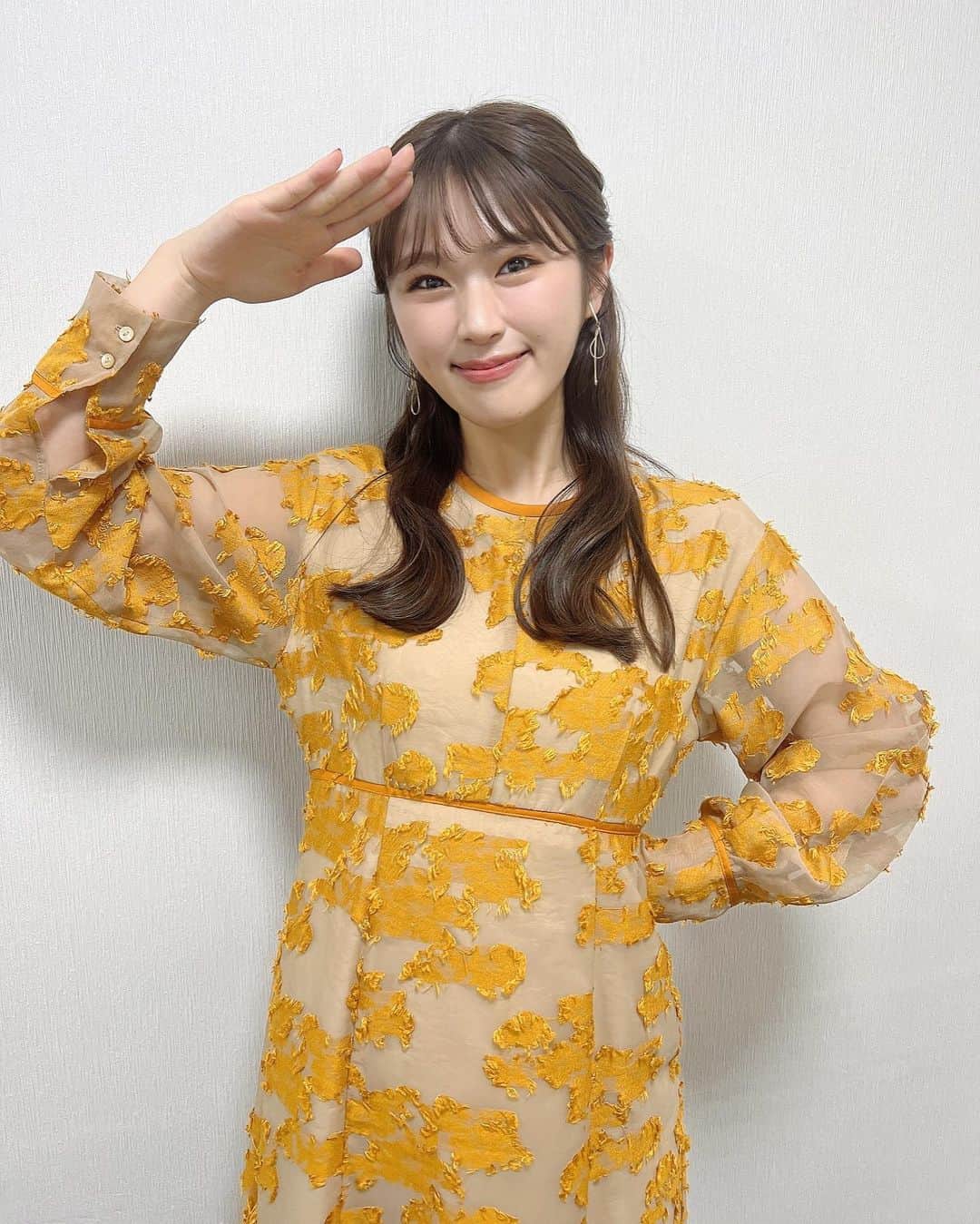 渋谷凪咲さんのインスタグラム写真 渋谷凪咲instagram 「テレビで自己紹介の時によくやっちゃうポーズ🫡 （正確にはこれにプラス