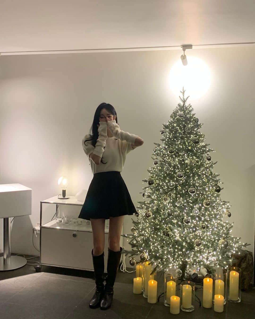 キム・ダビンさんのインスタグラム写真 - (キム・ダビンInstagram)「트리만 봐도 설레는 계절이 왔네 .. 🎄」11月30日 23 ...