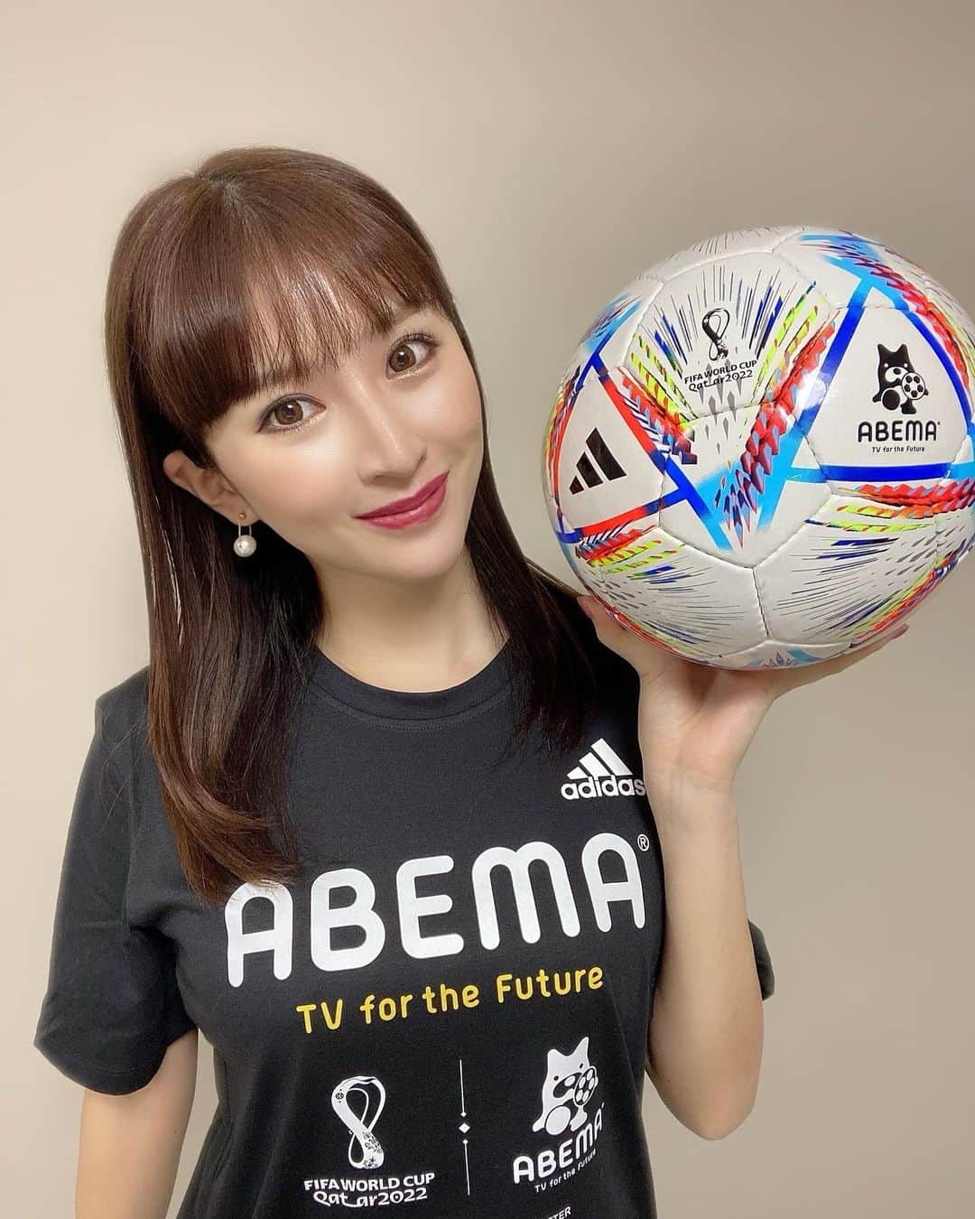 倭早希さんのインスタグラム写真 - (倭早希Instagram)「. . ABEMAさんより、 FIFAワールドカップデザインの サッカーボールをいただきました⚽️🙇‍♀️ ️ 嬉しい〜〜〜😍 ...