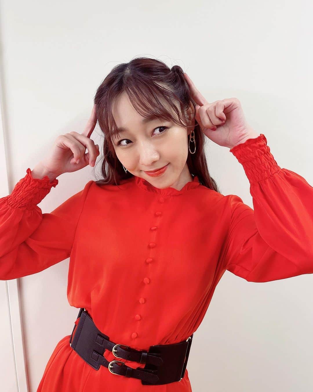 須田亜香里さんのインスタグラム写真 須田亜香里instagram 「真っ赤な衣装でセンター分け ️ 新鮮でした☺️ 写真のたい焼きは試食