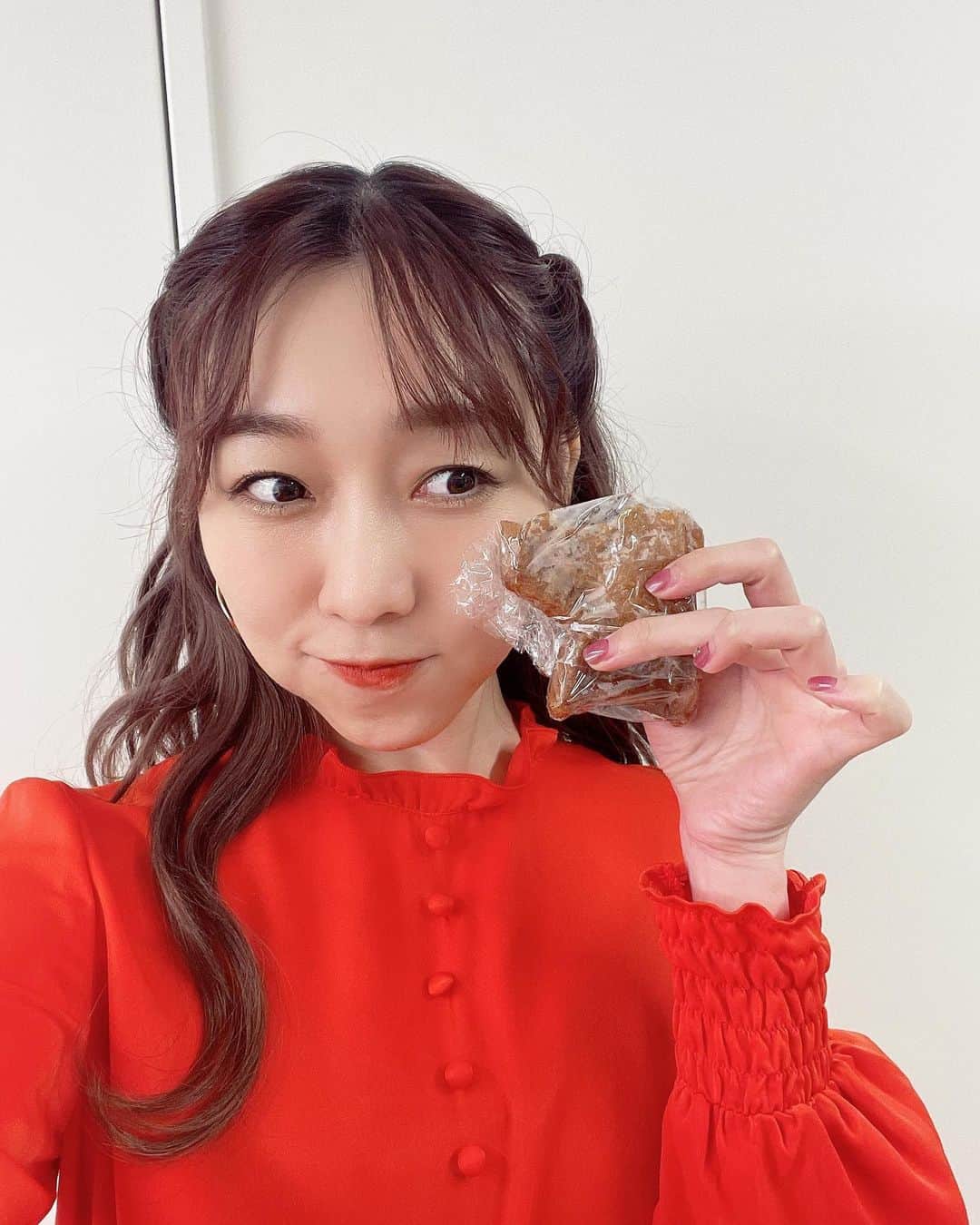 須田亜香里さんのインスタグラム写真 須田亜香里instagram 「真っ赤な衣装でセンター分け ️ 新鮮でした☺️ 写真のたい焼きは試食