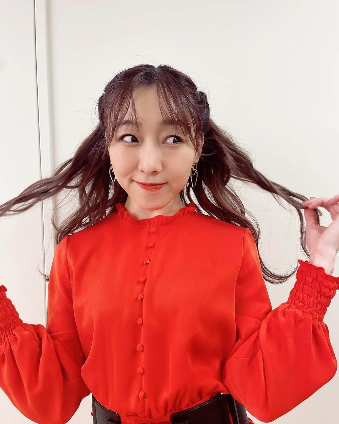 須田亜香里さんのインスタグラム写真 須田亜香里instagram 「真っ赤な衣装でセンター分け ️ 新鮮でした☺️ 写真のたい焼きは試食