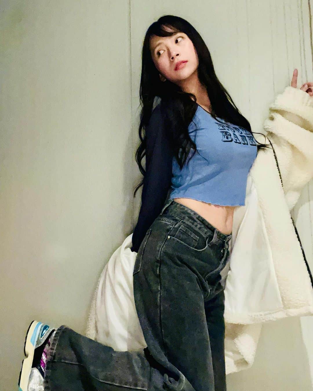 街山みほさんのインスタグラム写真 - (街山みほInstagram)「OHESO😝💙 ⁡ 冬でもヘソ出しコーデですw