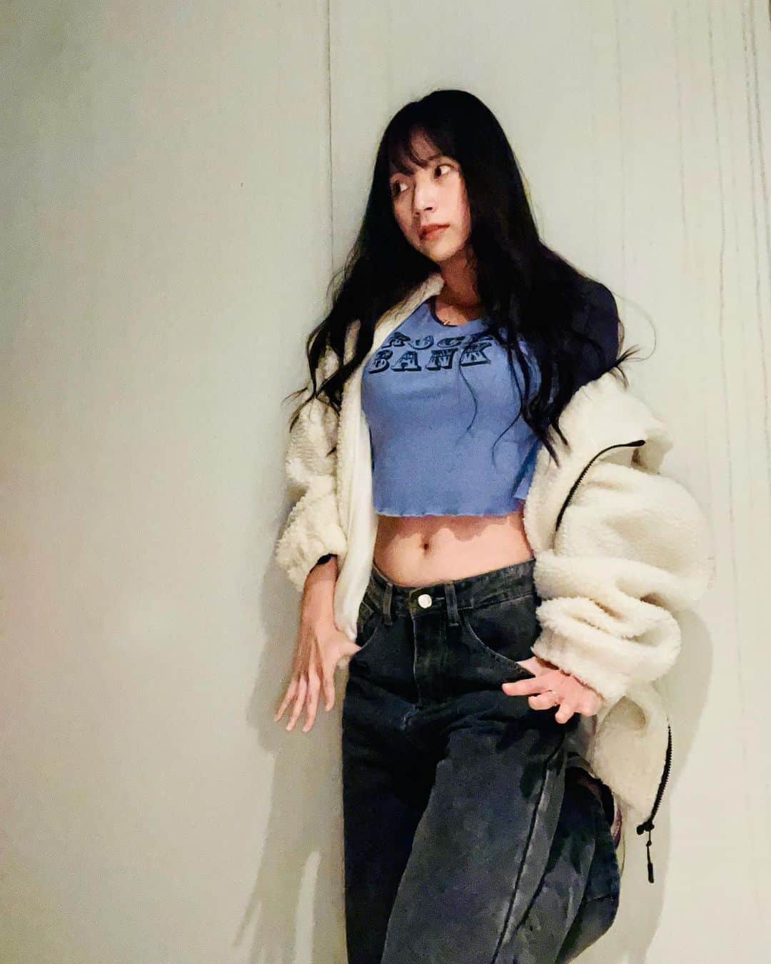 街山みほさんのインスタグラム写真 - (街山みほInstagram)「OHESO😝💙 ⁡ 冬でもヘソ出しコーデですw