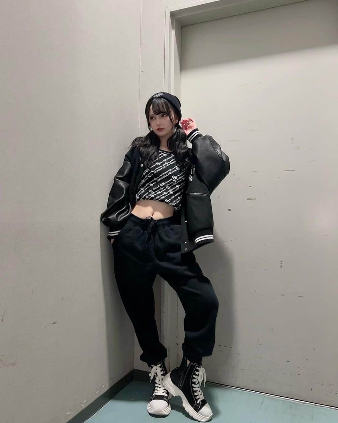 山本望叶さんのインスタグラム写真 - (山本望叶Instagram)「#ootd #code #コーデ #モノトーンコーデ #ブラックコーデ #ニット帽 #スタジャン ...