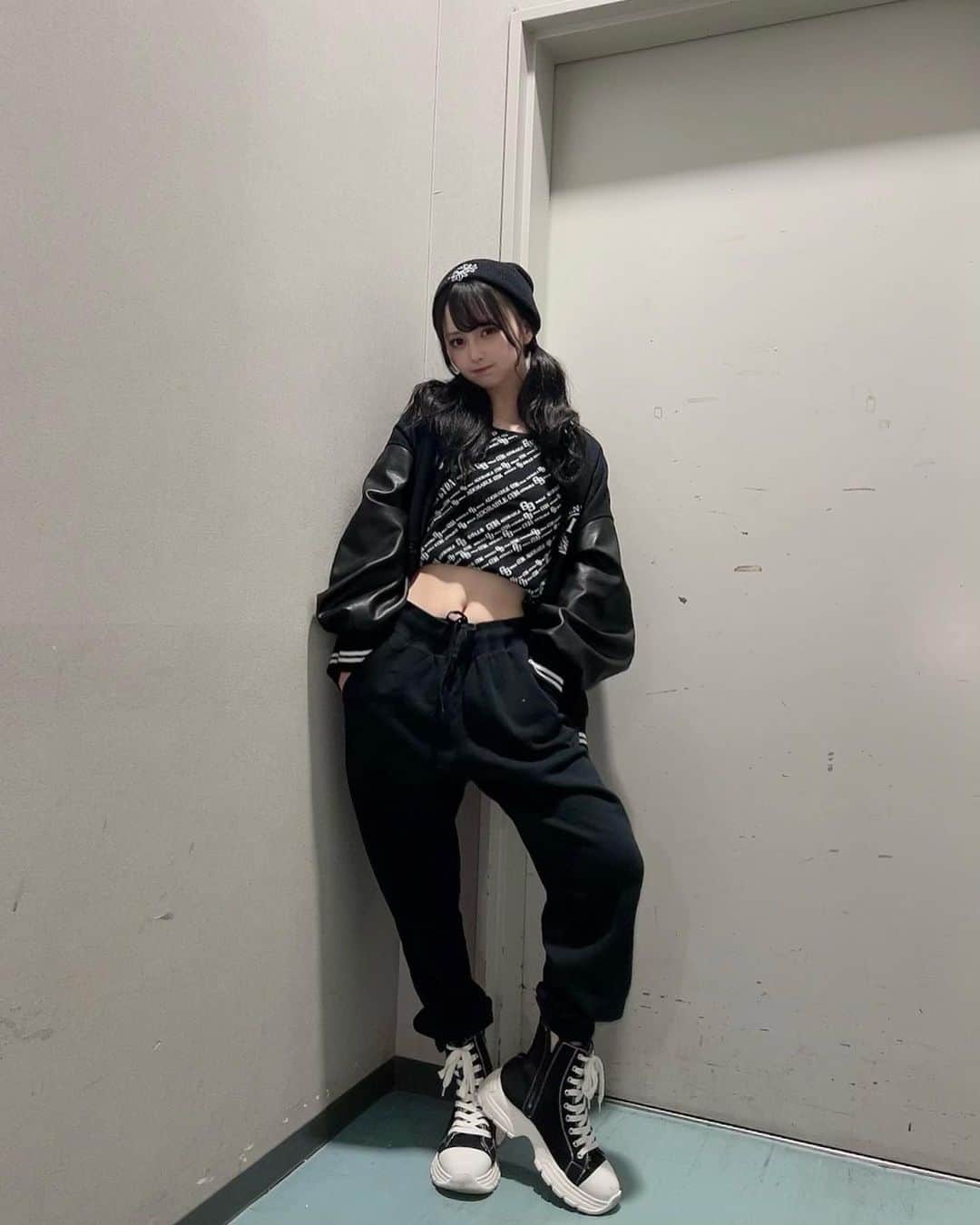 山本望叶さんのインスタグラム写真 - (山本望叶Instagram)「#ootd #code #コーデ #モノトーンコーデ #ブラックコーデ #ニット帽 #スタジャン ...