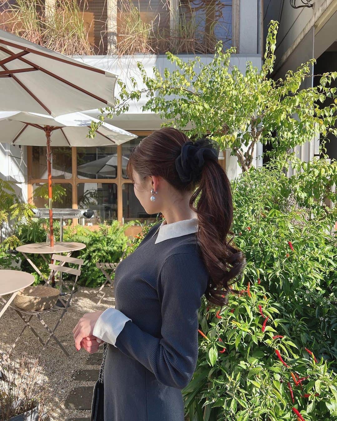 Isakoさんのインスタグラム写真 - (IsakoInstagram)「𝓀𝓃𝒾𝓉 𝑜𝓃𝑒 𝓅𝒾𝑒𝒸𝑒 🤍 大人可愛いワンピースでお出かけ♪ バタバタする年末はポニーテールが多くなってしまう🥹 ...