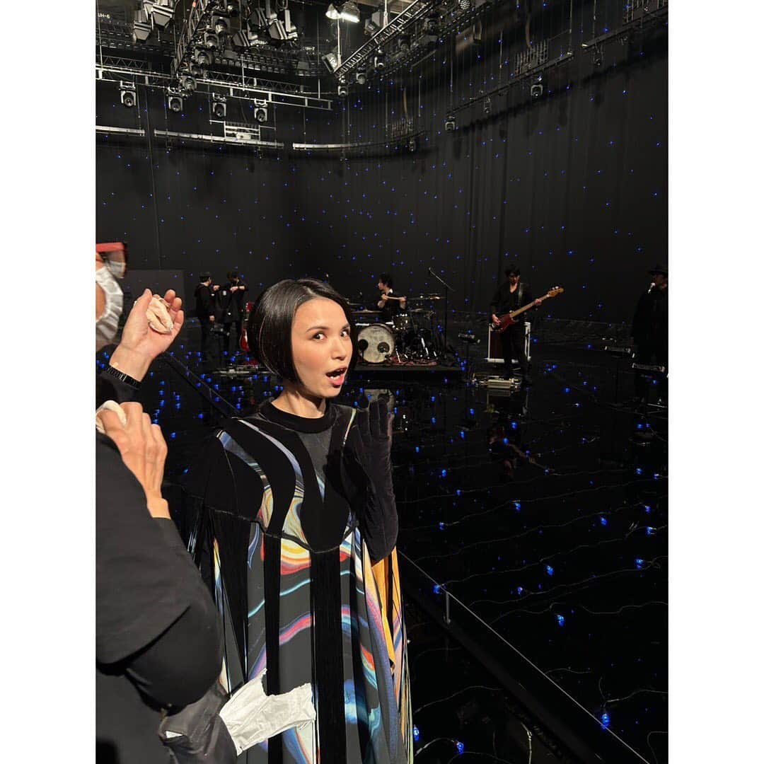 Superflyさんのインスタグラム写真 - (SuperflyInstagram)「素晴らしいメンバーと、紅白歌合戦で演奏しました！ 一年の最後の日に歌える喜び、、、。ありがとうございました ...