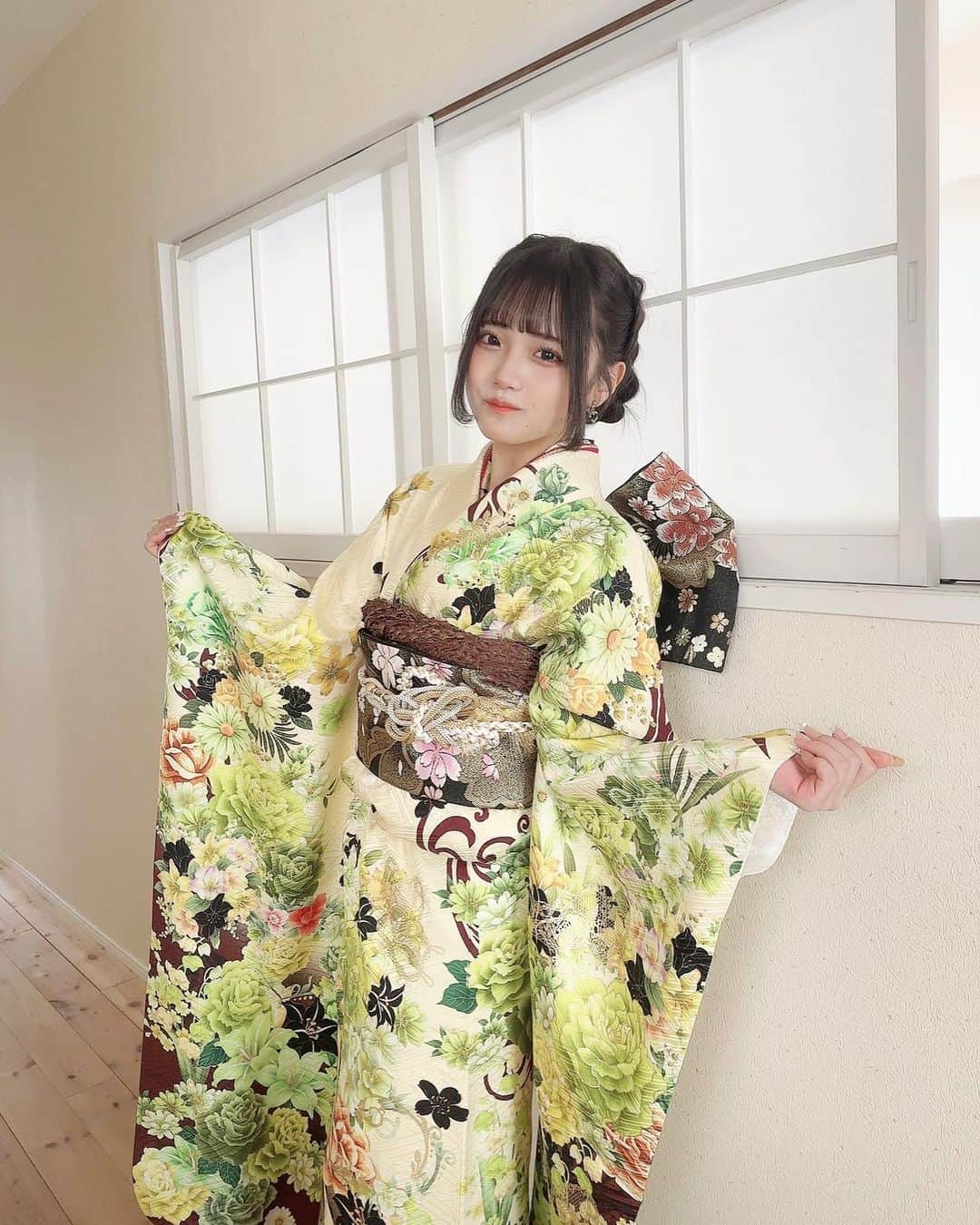 まほこさんのインスタグラム写真 - (まほこInstagram)「メンバーカラーの振袖💚」1月5日 20時13分 - mahoko.0918