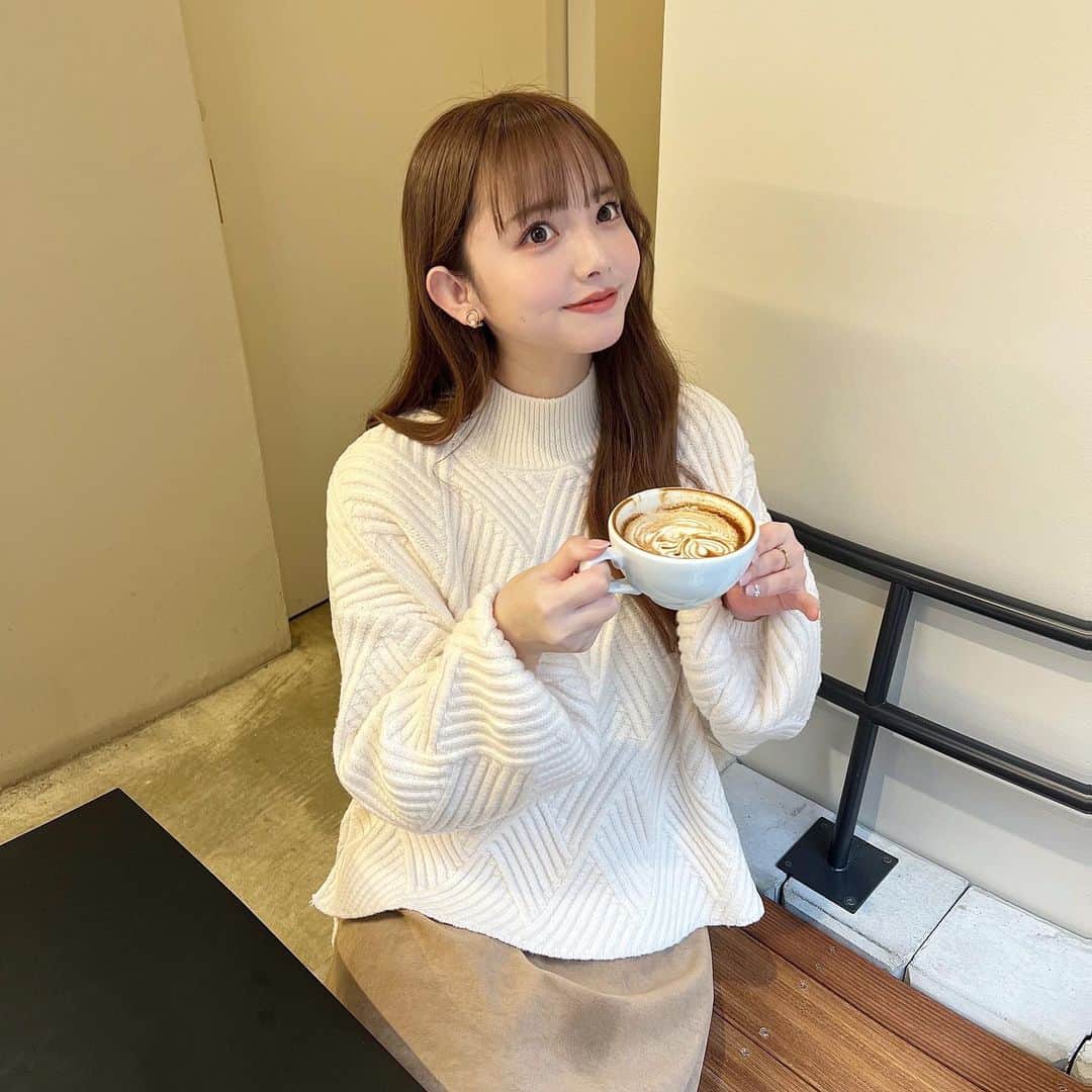 横山紗弓さんのインスタグラム写真 - (横山紗弓Instagram)「@classicalelf_official トレンドのショート丈のニットです🧶 ダイヤ柄編みのデザインが可愛いくないです ...