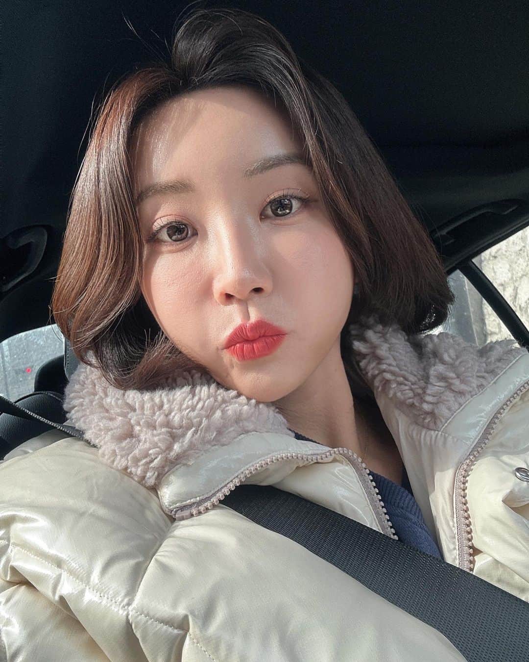 イ・ボミさんのインスタグラム写真 - (イ・ボミInstagram)「- 메이크업 레슨 저도 받을수 있나요...? @siihyeonn ...