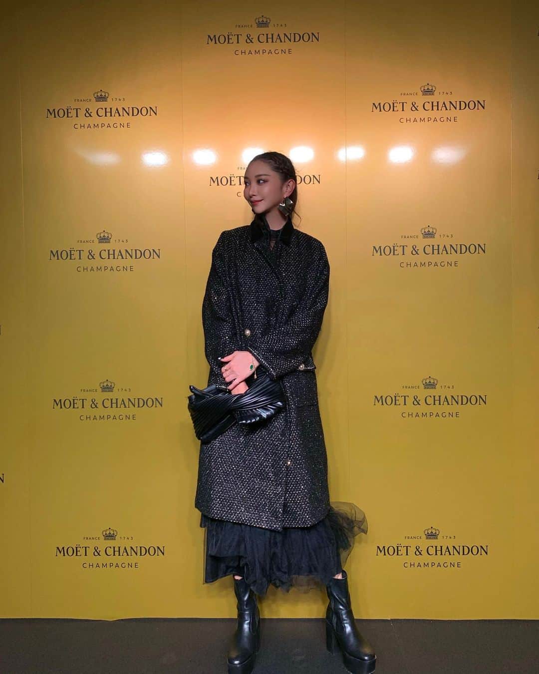 山崎みどりさんのインスタグラム写真 - (山崎みどりInstagram)「BLACK×GOLDのツィード膝丈コート🤍襟はベルベット🖤 ...