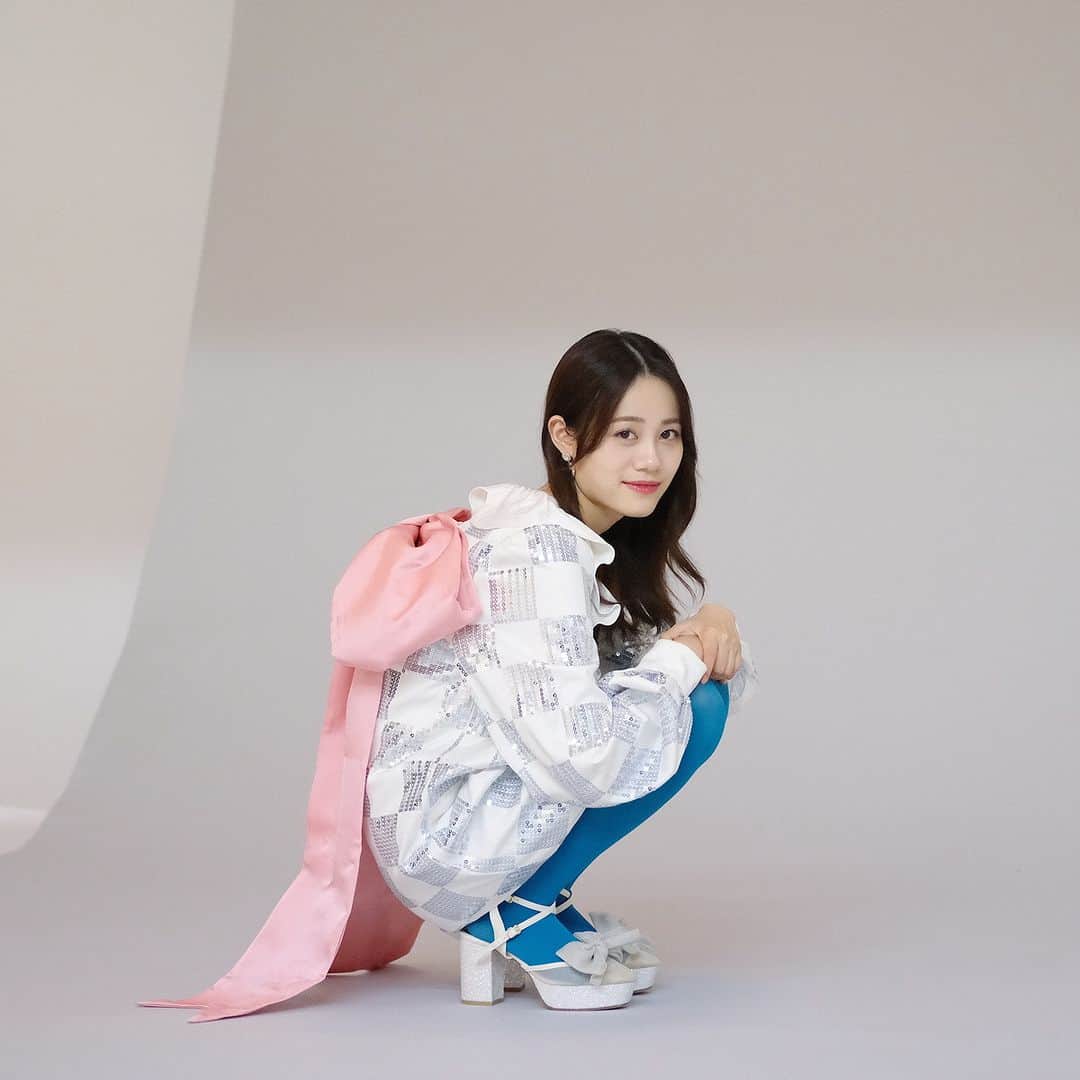 伊藤美来さんのインスタグラム写真 - (伊藤美来Instagram)「アーティスト写真撮影のオフショットを公開！ 「This One's for You」の通常盤ジャケ写でも印象的なリボン ...