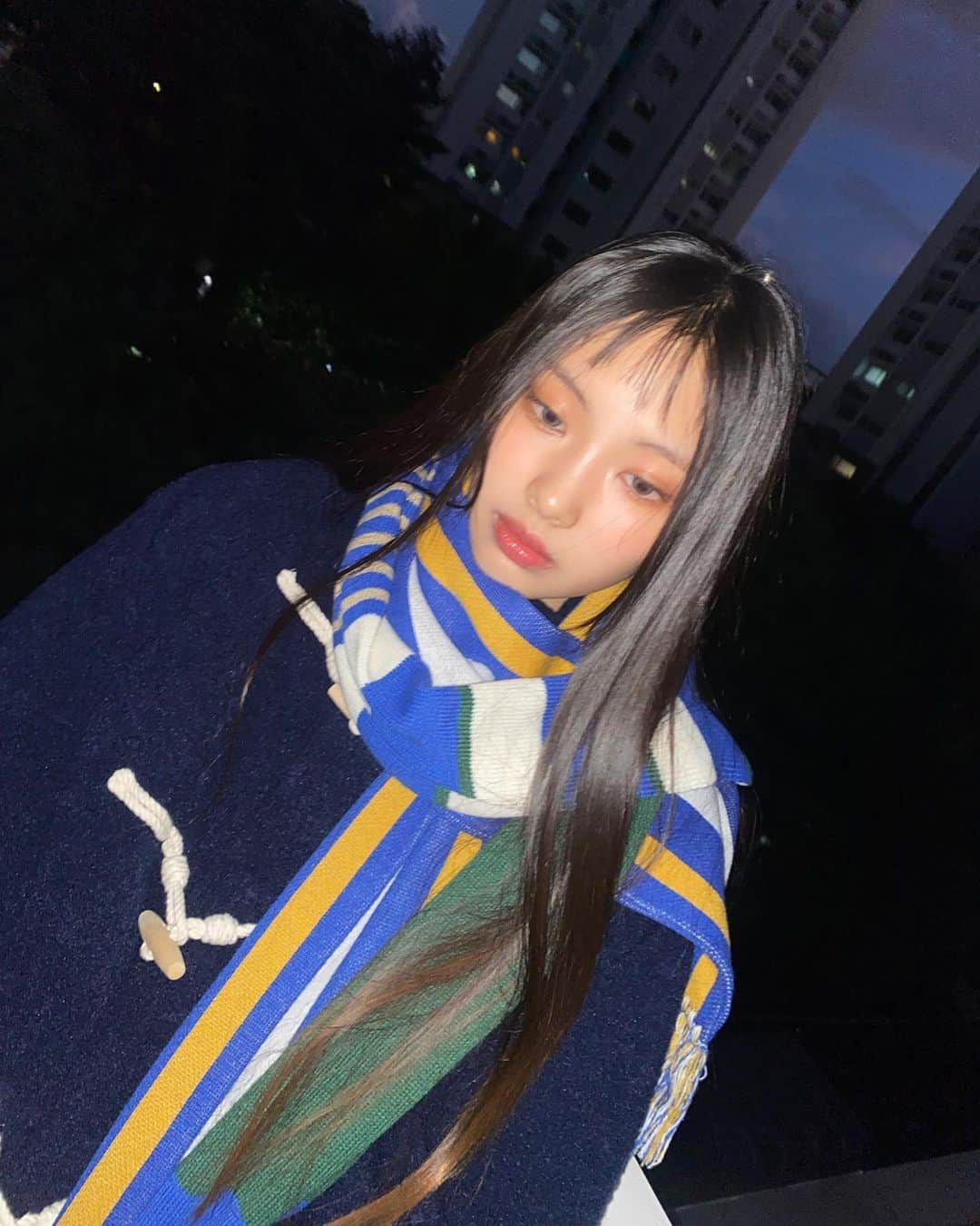 Newjeansさんのインスタグラム写真 Newjeansinstagram 「𝑆𝑡𝑎𝑦 𝑤𝑎𝑟𝑚🧣🧤 Newjeans 뉴진스