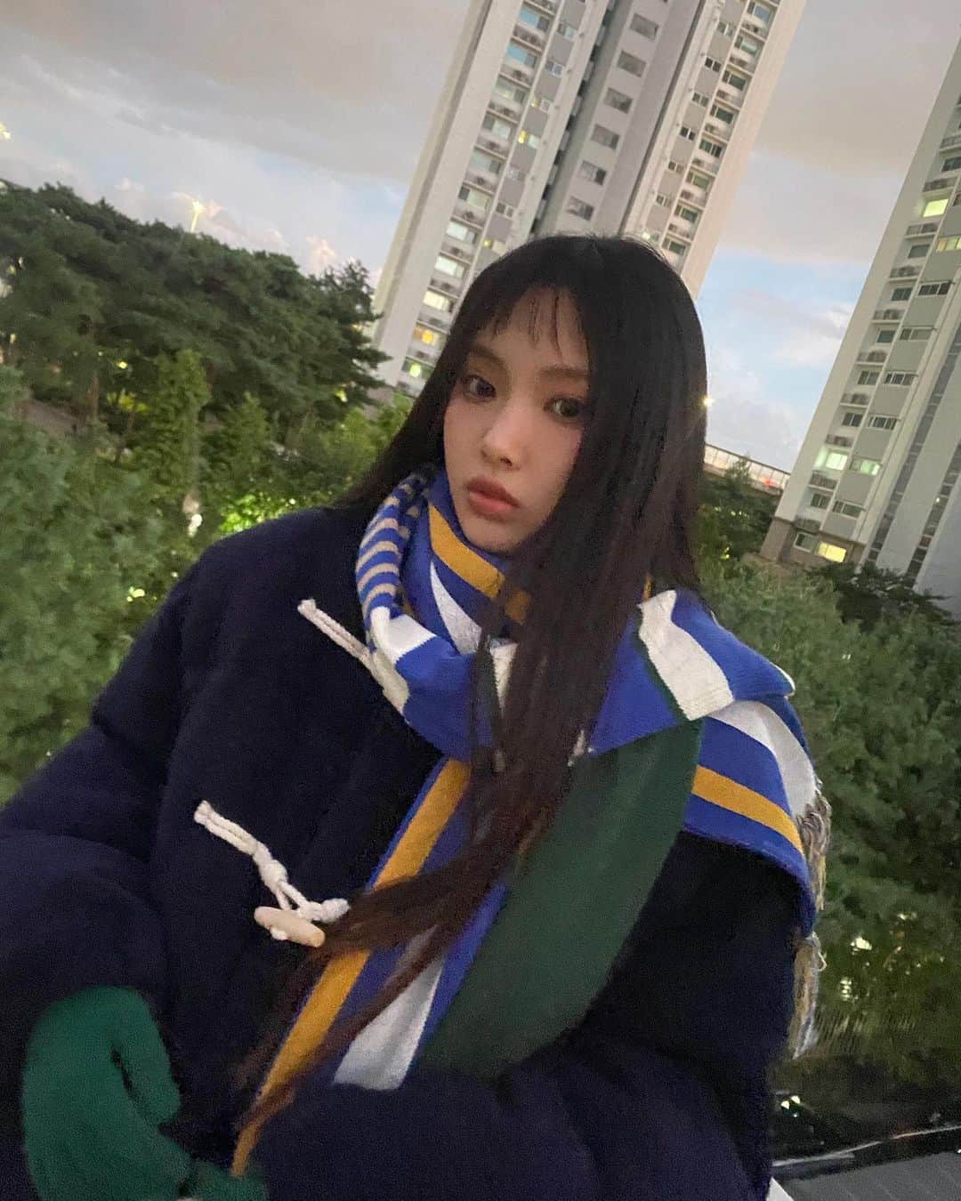 Newjeansさんのインスタグラム写真 Newjeansinstagram 「𝑆𝑡𝑎𝑦 𝑤𝑎𝑟𝑚🧣🧤 Newjeans 뉴진스