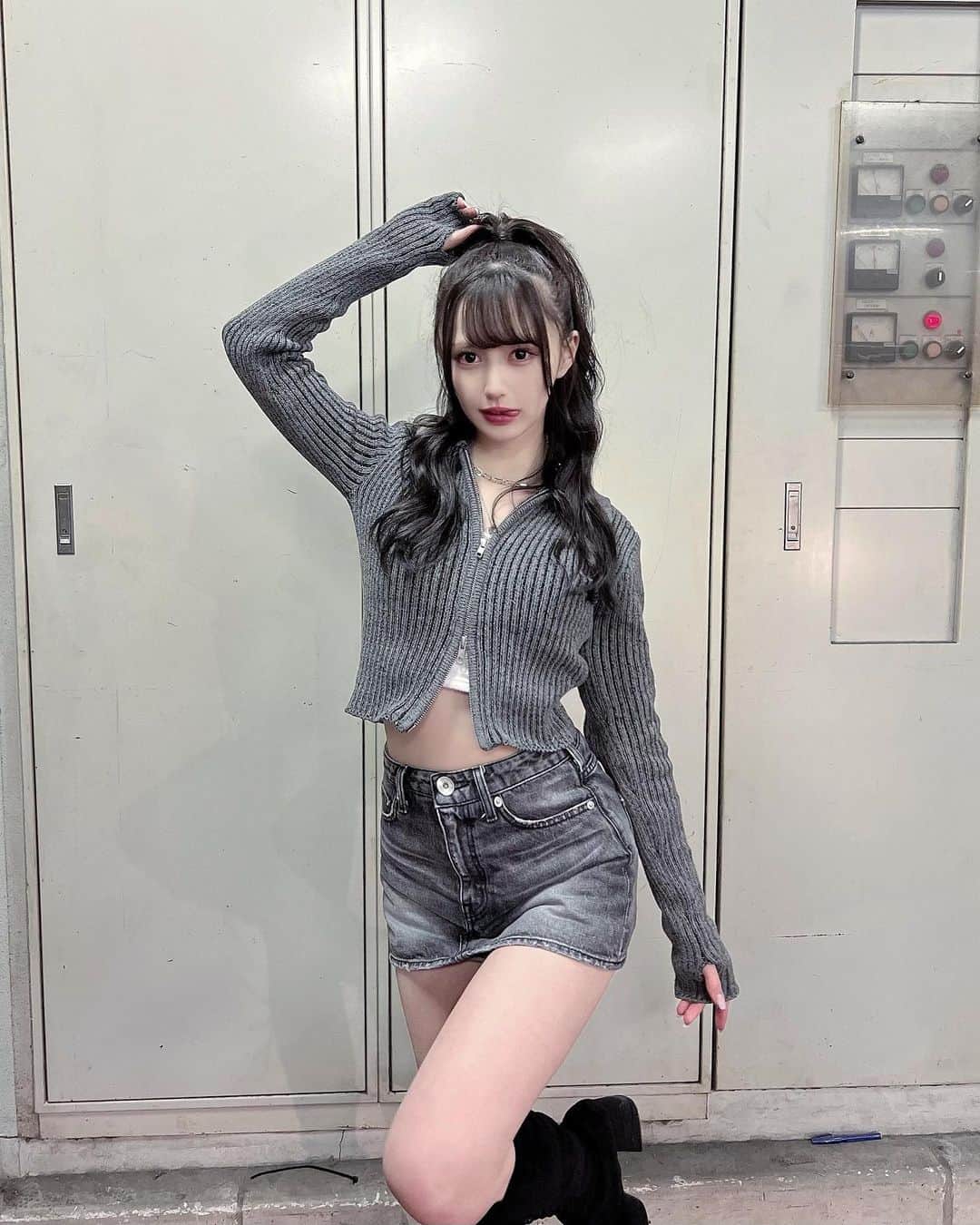 山本望叶さんのインスタグラム写真 - (山本望叶Instagram)「どうかなっ？ #ootd #code #コーデ #モノトーンコーデ #ミニスカートコーデ #ロングブーツ #egoist ...