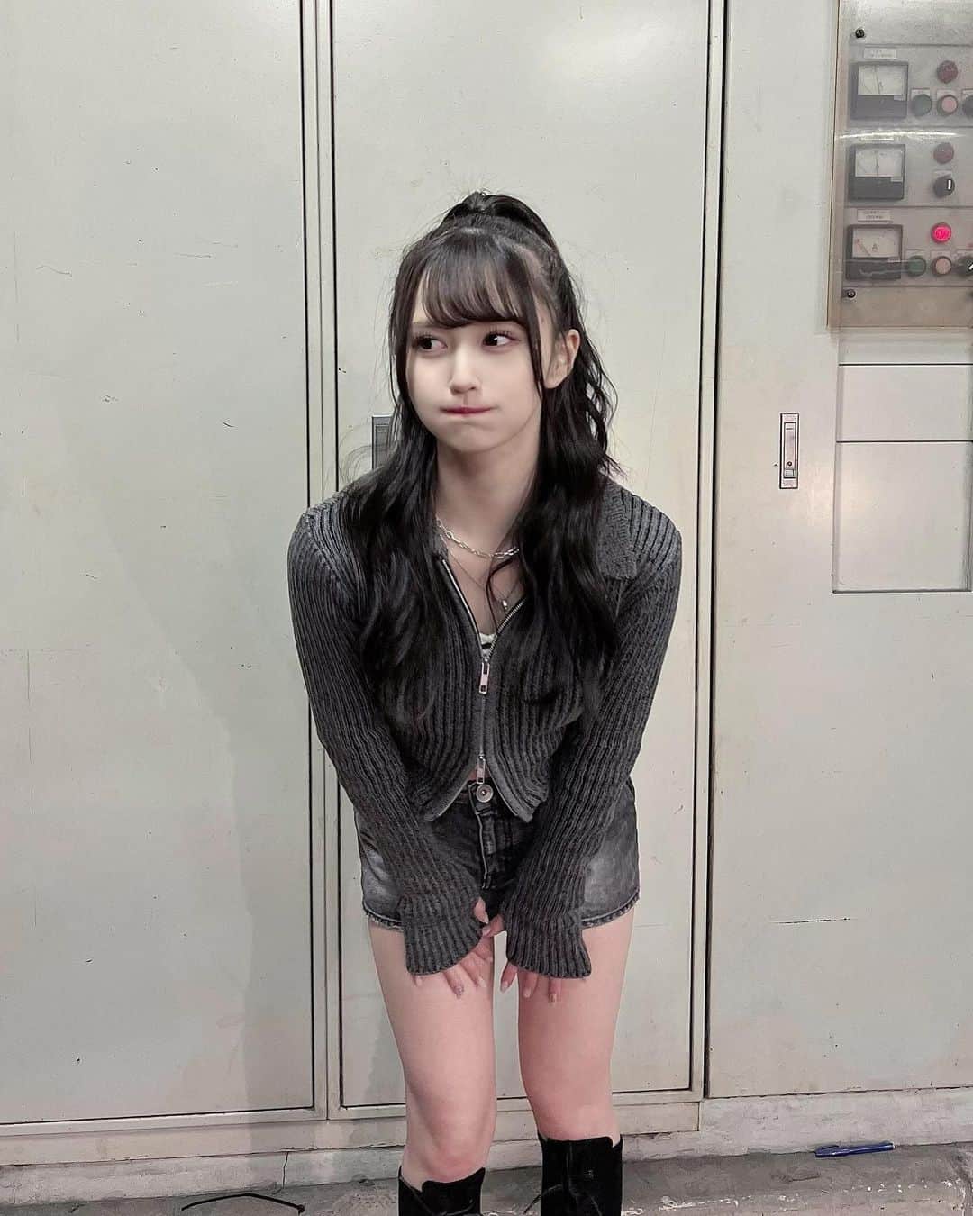 山本望叶さんのインスタグラム写真 - (山本望叶Instagram)「どうかなっ？ #ootd #code #コーデ #モノトーンコーデ #ミニスカートコーデ #ロングブーツ #egoist ...