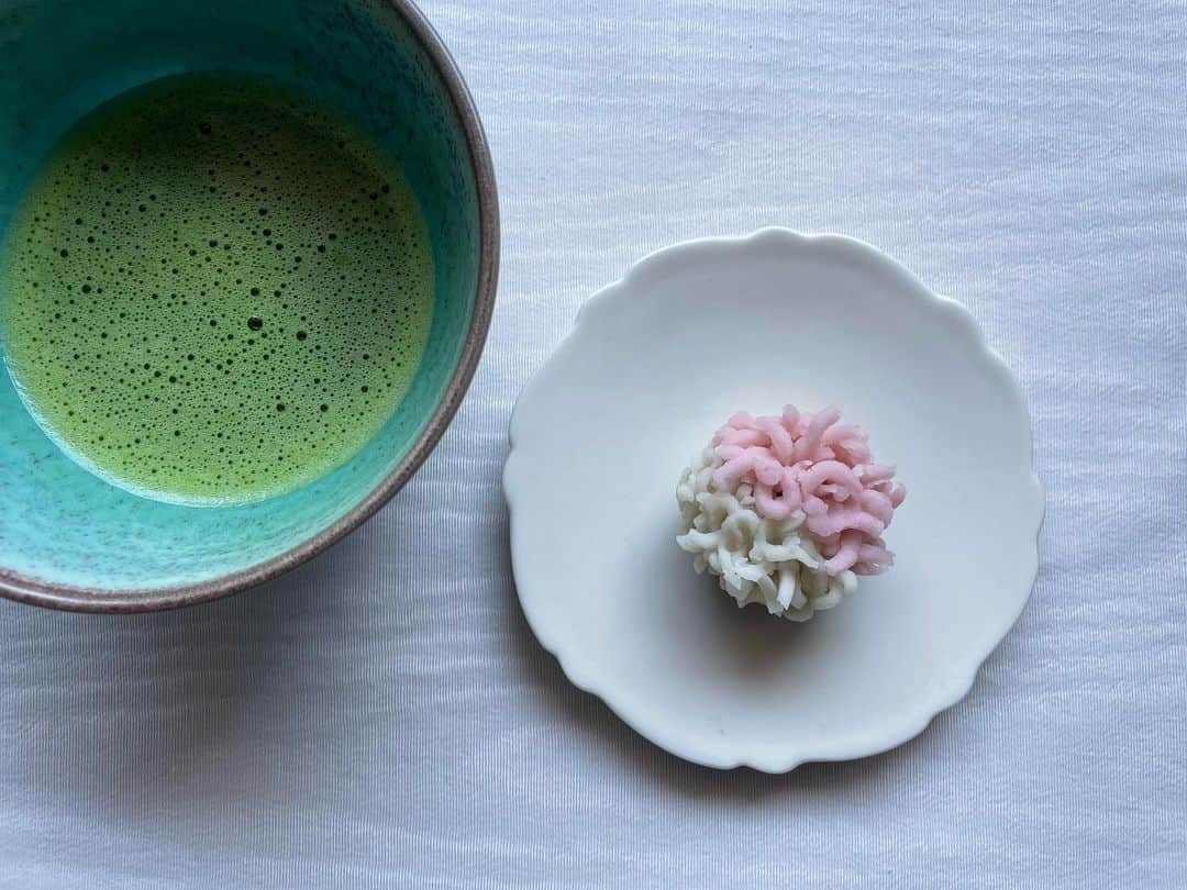 小橋めぐみさんのインスタグラム写真 小橋めぐみinstagram「積読本になっていた、 「和菓子のアン」をようやく。 デパ地下の和菓子