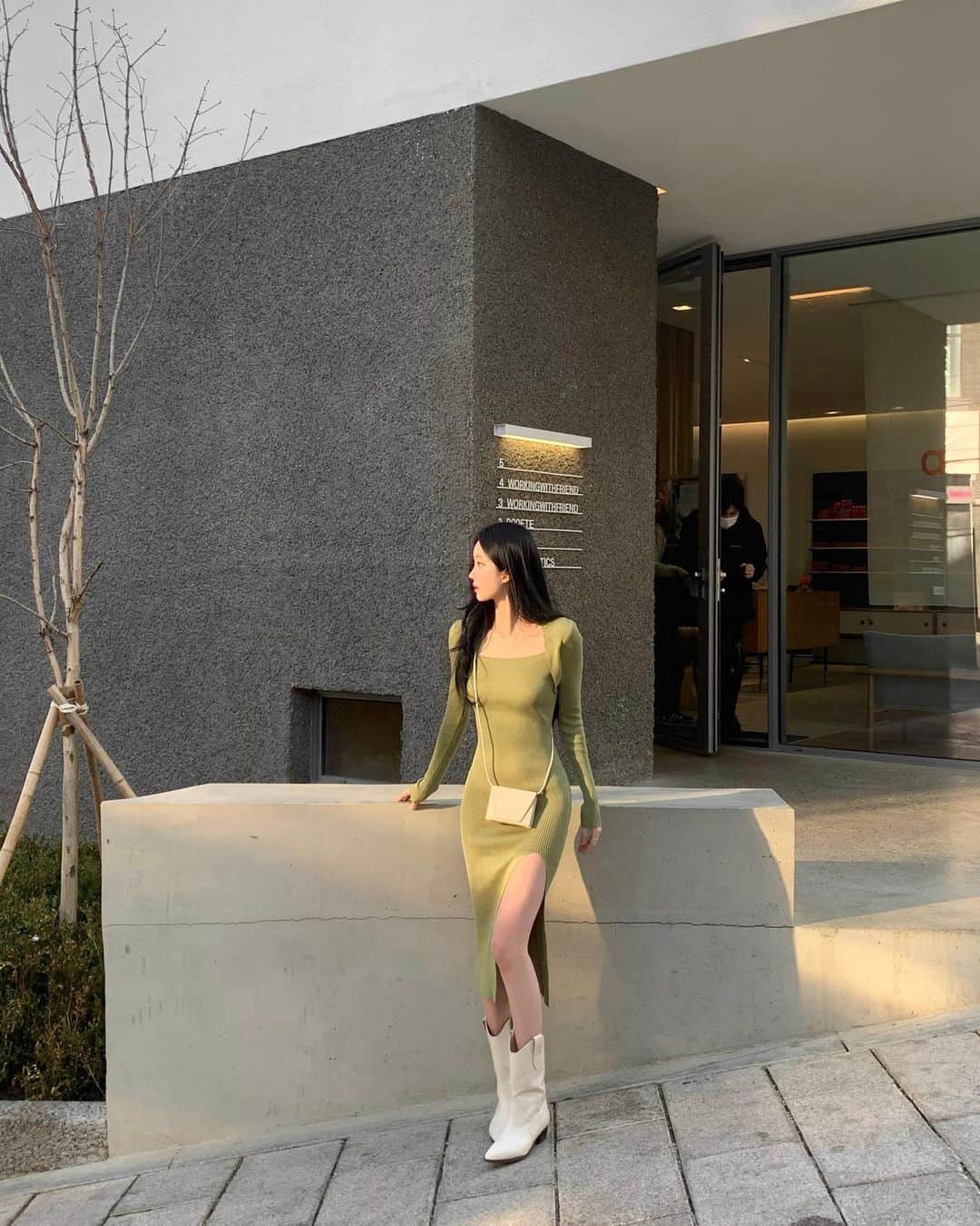 キム・ダビンさんのインスタグラム写真 - (キム・ダビンInstagram)「한남동 사람 너무 많아..돔황챠」2月21日 22時00分 ...