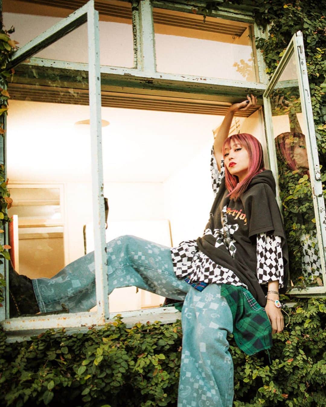 LiSAさんのインスタグラム写真 - (LiSAInstagram)「本日発売よりNYLONさんにて、ROY -reflect overjoy-も掲載いただきましたっ🐈‍⬛👑 3月には第二弾 ...