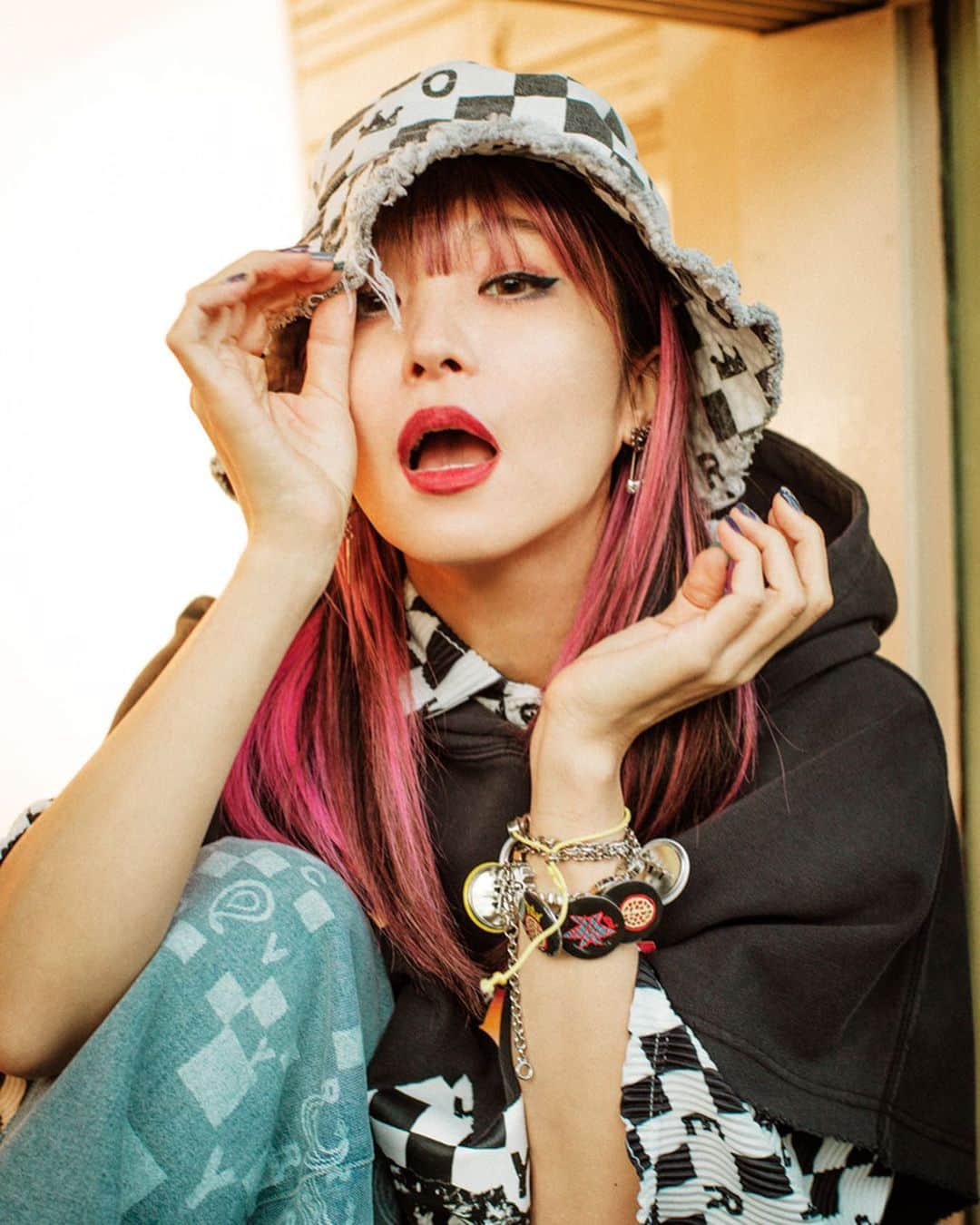 LiSAさんのインスタグラム写真 - (LiSAInstagram)「本日発売よりNYLONさんにて、ROY -reflect overjoy-も掲載いただきましたっ🐈‍⬛👑 3月には第二弾 ...