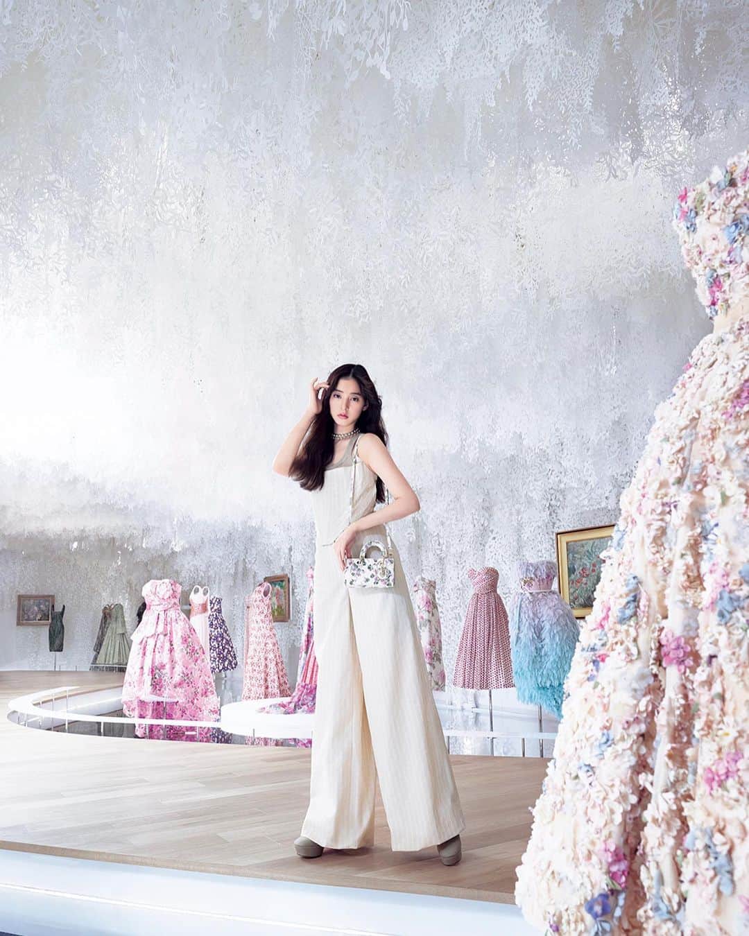 新木優子さんのインスタグラム写真 - (新木優子Instagram)「現在発売中の“25ans 4月号”の表紙を務めさせていただいています！ ぜひチェックしてください！ @25ansjp ...