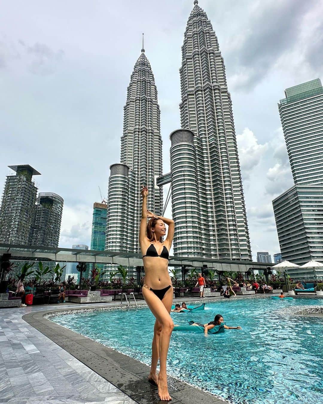 市原彩花さんのインスタグラム写真 - (市原彩花Instagram)「Petronas Twin Tower🇲🇾 他にKLでプール素敵なホテル知ってたら教えてほしい ️ プール大好き芸人🤭 ...