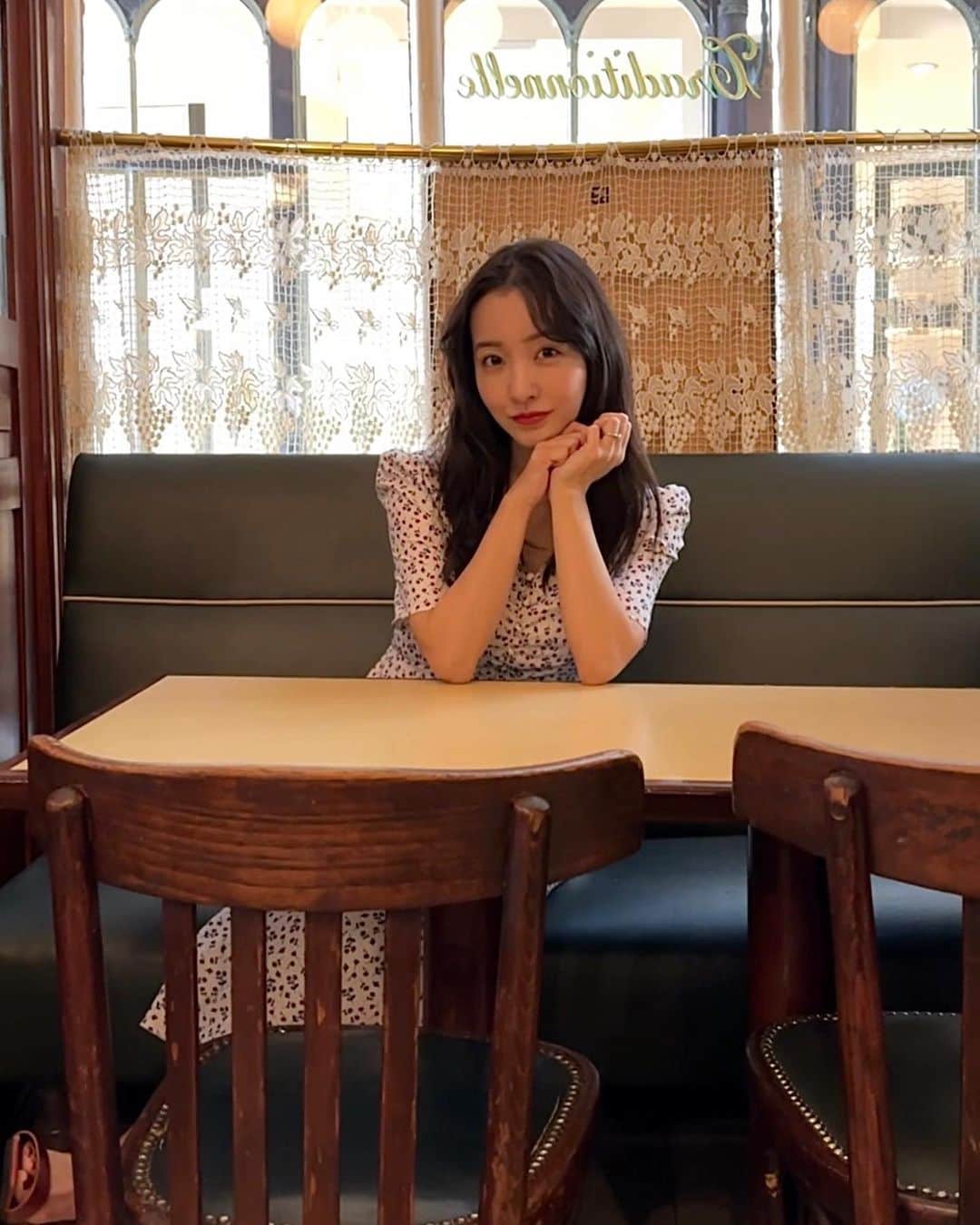 板野友美さんのインスタグラム写真 - (板野友美Instagram)「Paris Day 4. パリで @rosyluce 撮影🥀 暖かそーう🌞にみえて パリは7℃なので気合い 🏻」3月5日 ...