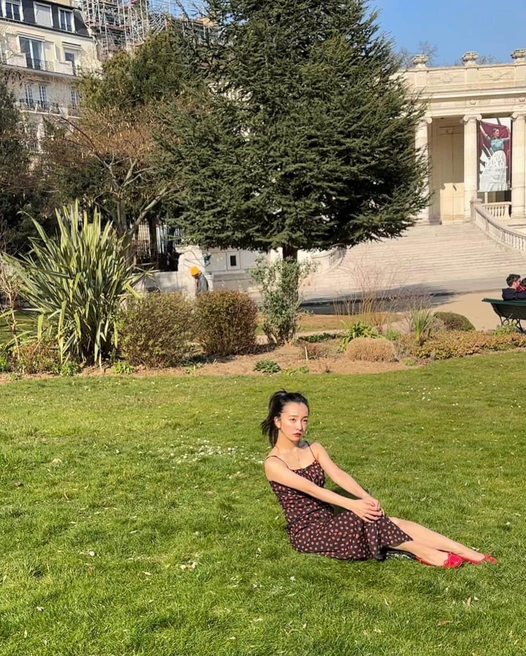 板野友美さんのインスタグラム写真 - (板野友美Instagram)「Paris Day 4. パリで @rosyluce 撮影🥀 暖かそーう🌞にみえて パリは7℃なので気合い 🏻」3月5日 ...