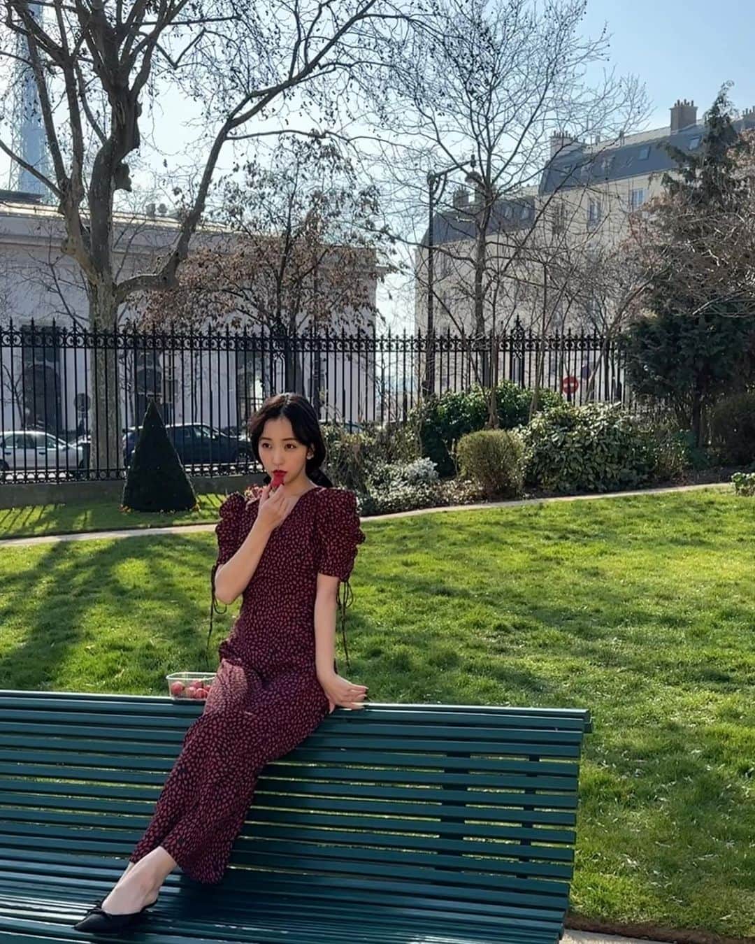板野友美さんのインスタグラム写真 - (板野友美Instagram)「Paris Day 4. パリで @rosyluce 撮影🥀 暖かそーう🌞にみえて パリは7℃なので気合い 🏻」3月5日 ...