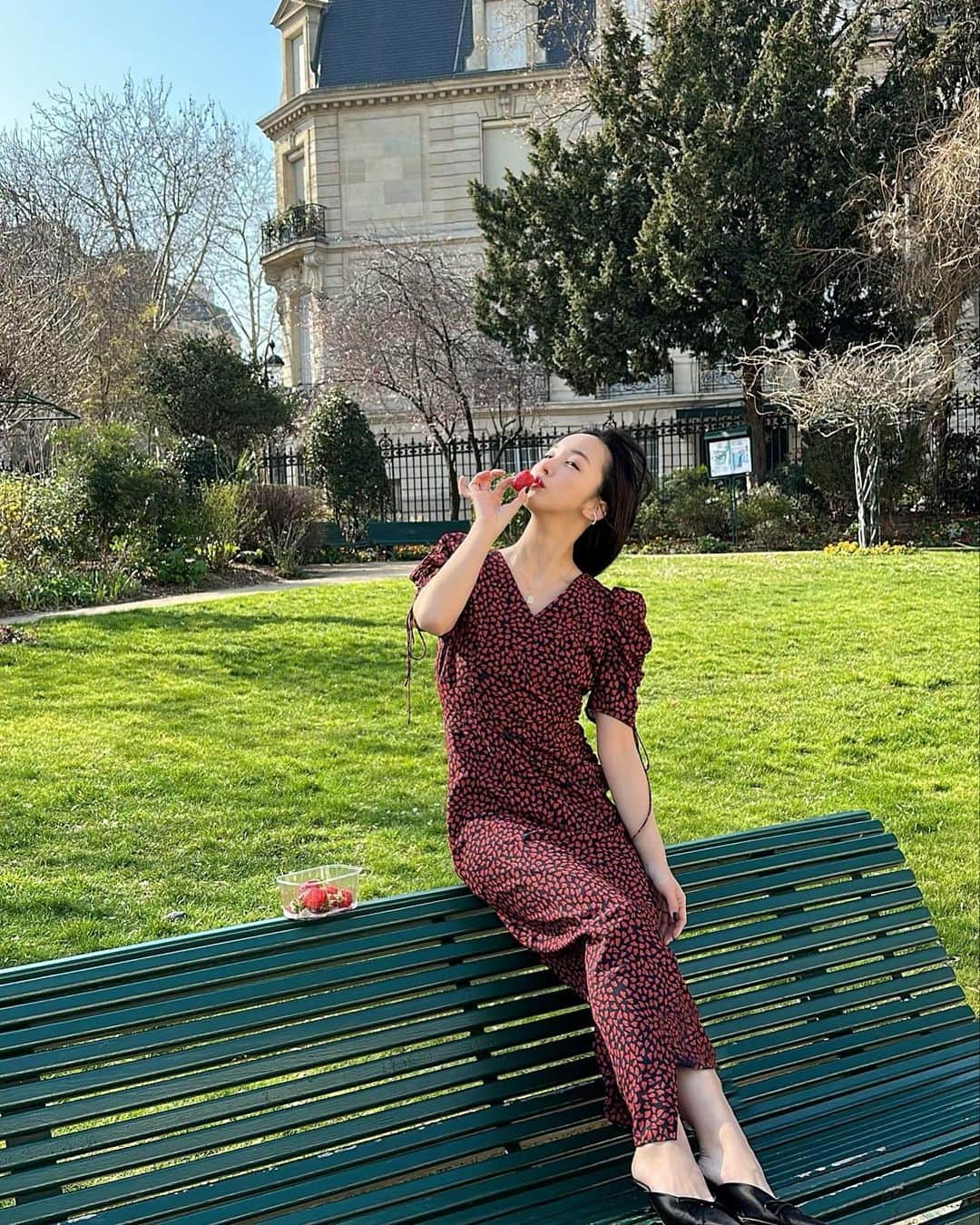 板野友美さんのインスタグラム写真 - (板野友美Instagram)「Paris Day 4. パリで @rosyluce 撮影🥀 暖かそーう🌞にみえて パリは7℃なので気合い 🏻」3月5日 ...