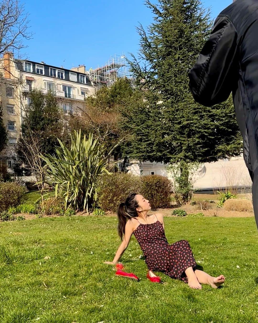 板野友美さんのインスタグラム写真 - (板野友美Instagram)「Paris Day 4. パリで @rosyluce 撮影🥀 暖かそーう🌞にみえて パリは7℃なので気合い 🏻」3月5日 ...