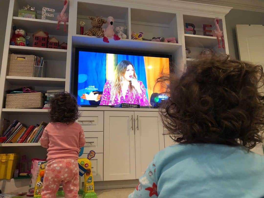 ヒラリー・スコットさんのインスタグラム写真 - (ヒラリー・スコットInstagram)「Watching Mama ...
